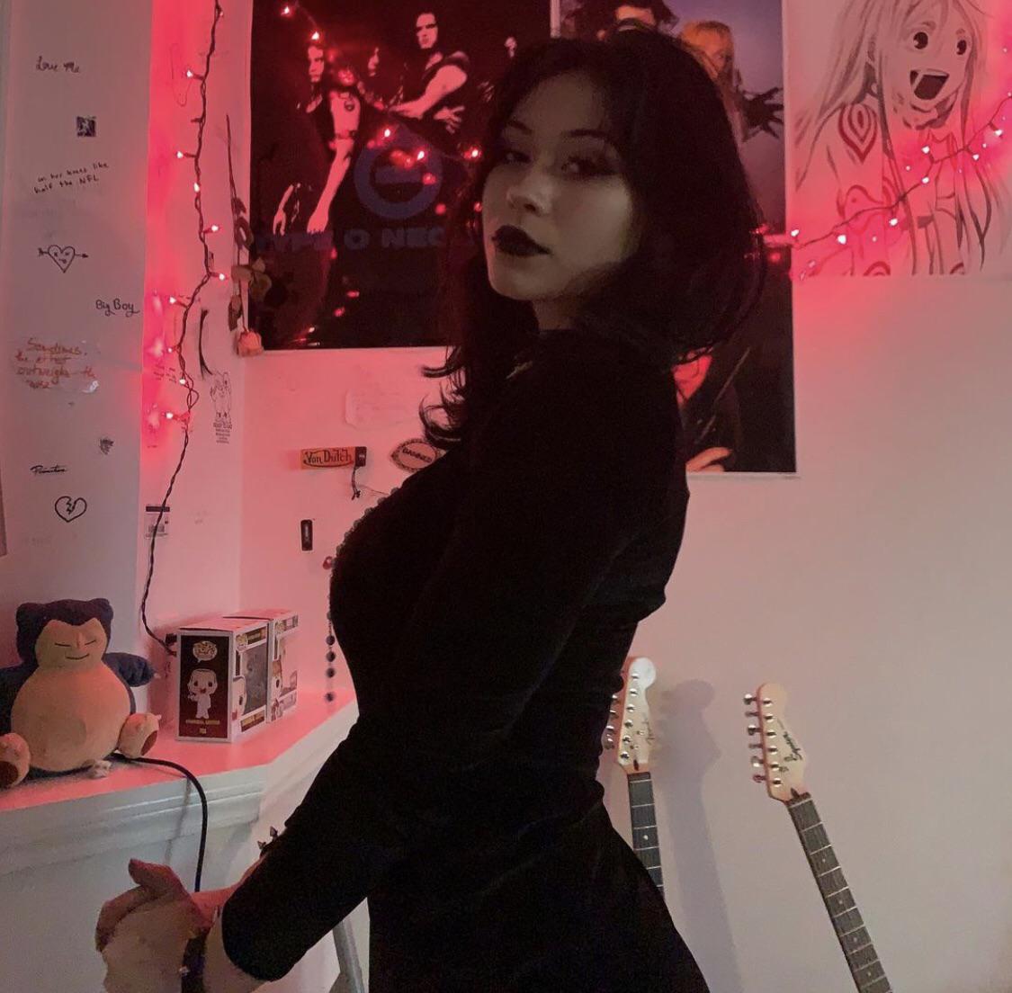 Wanna Talk? (I’ll rp as her) | Scrolller