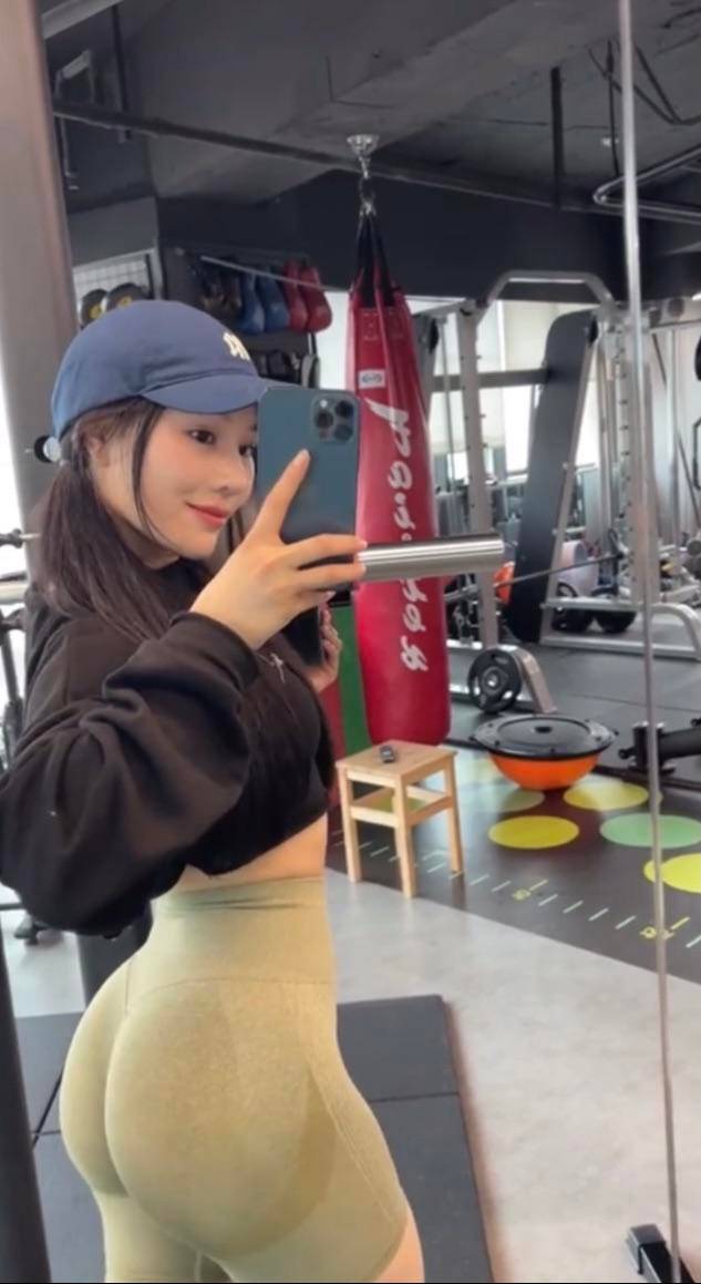 wanna workout with me? 😊 | Scrolller