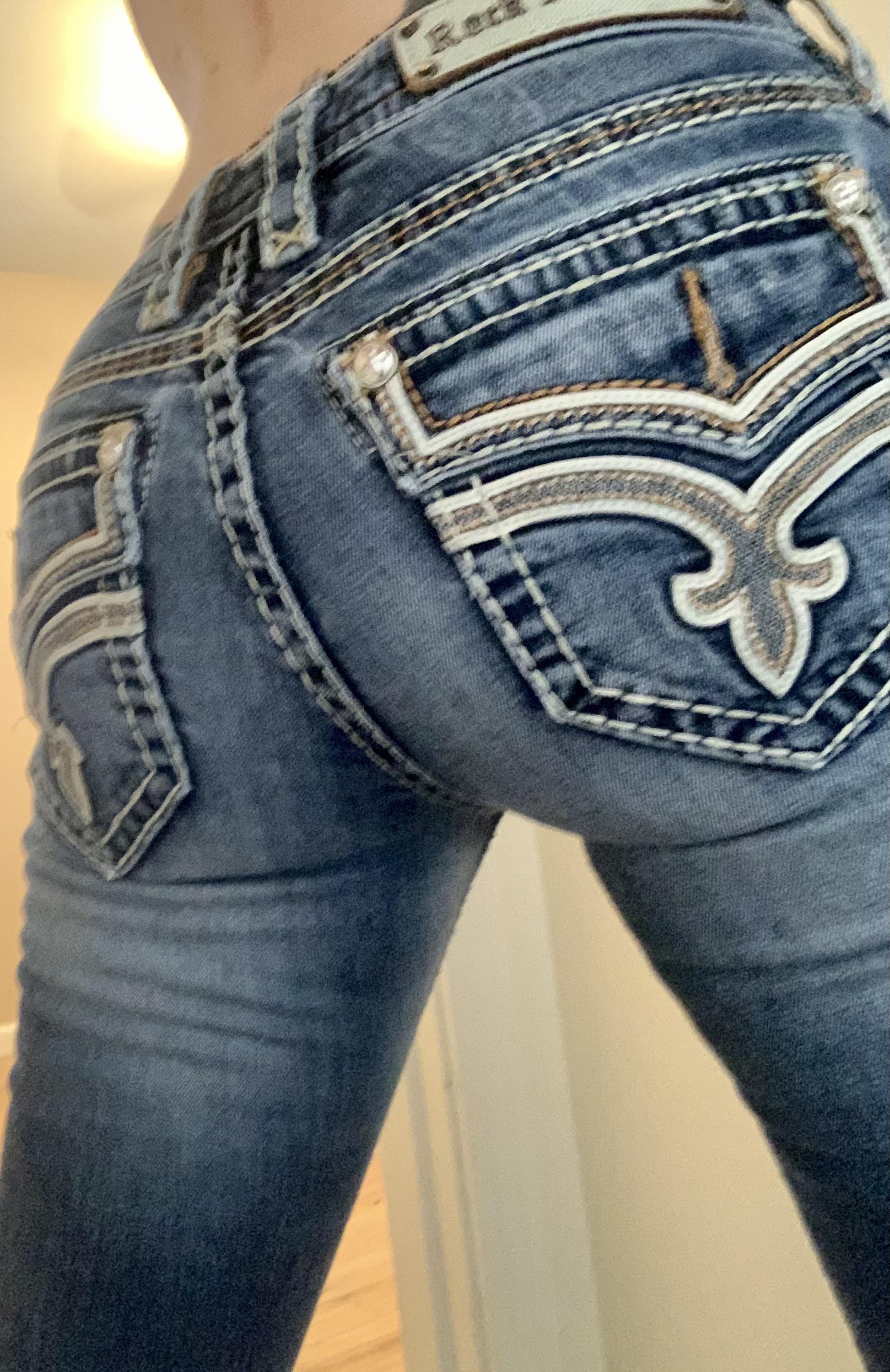 Is my ass smack worthy? Upvote and I’ll share what’s inside.... | Scrolller