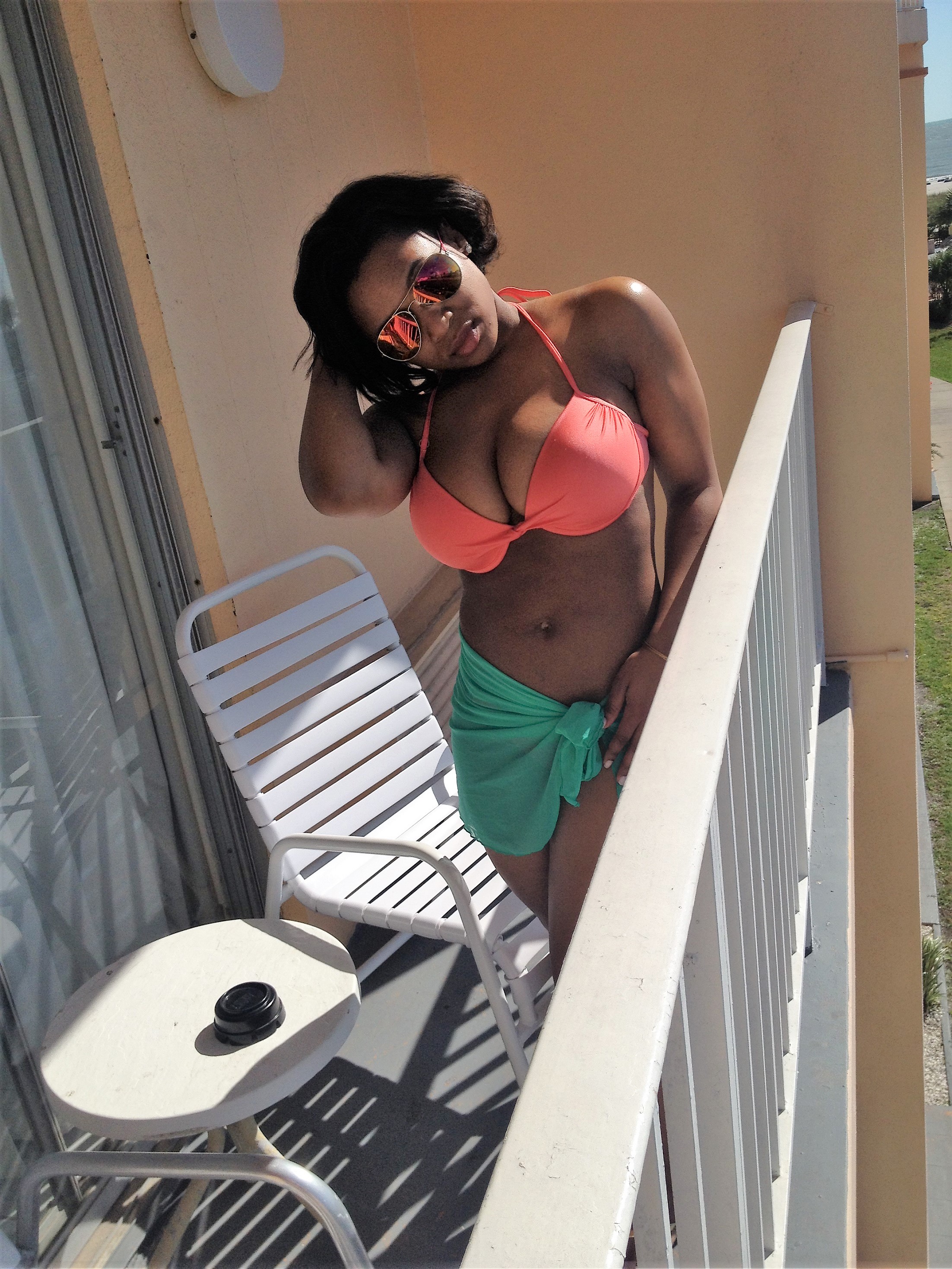 Want to join me on the balcony? | Scrolller