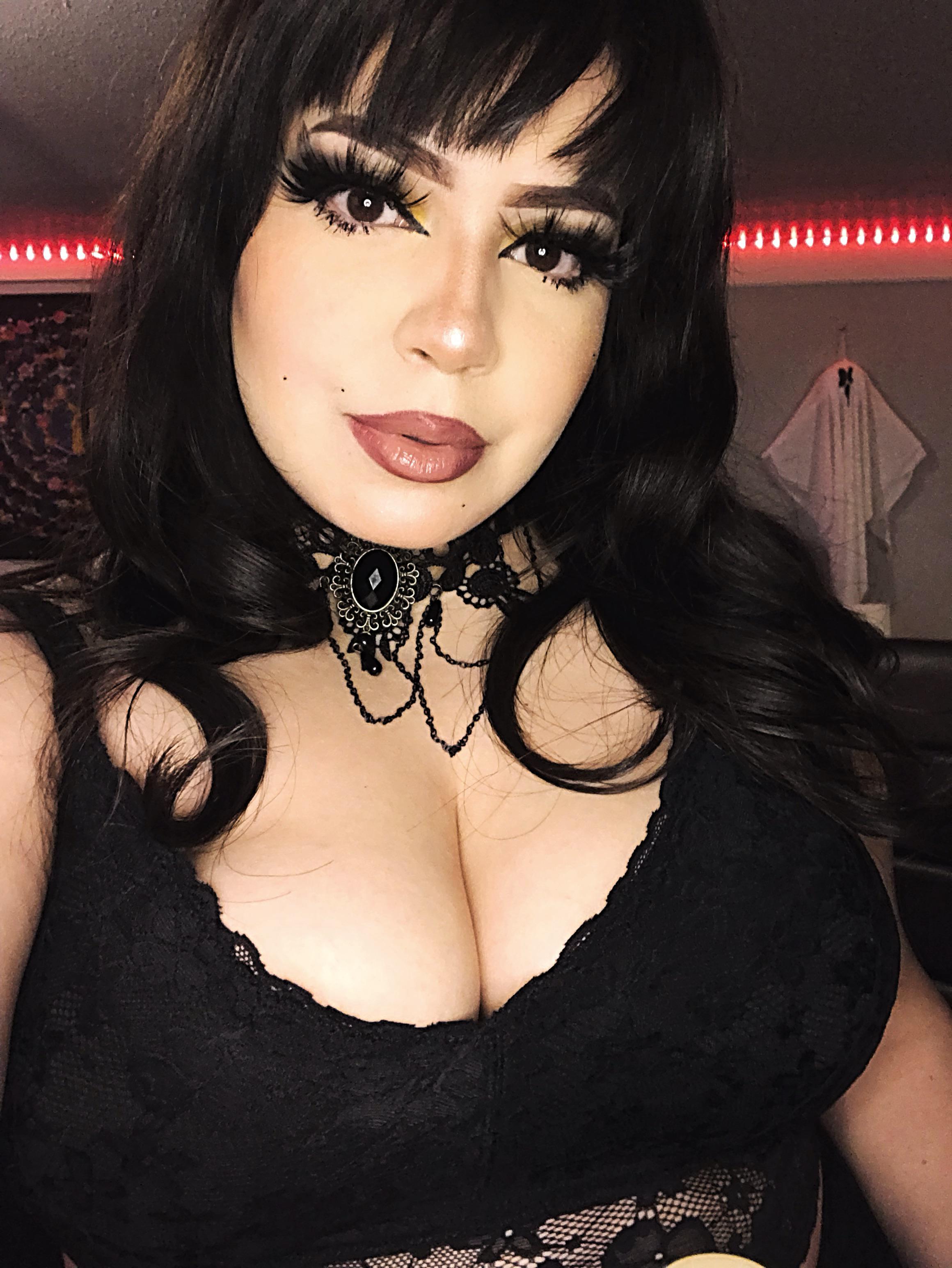 Want to rest your head on me?🥰 | Scrolller