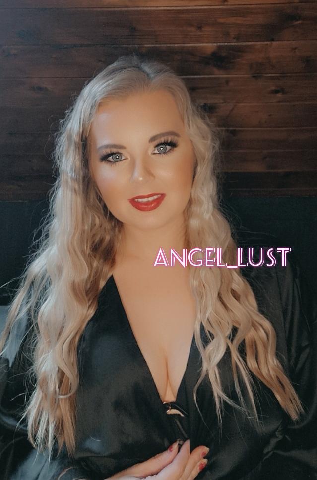 Sweet and innocent waiting in my satin robe 😇 | Scrolller