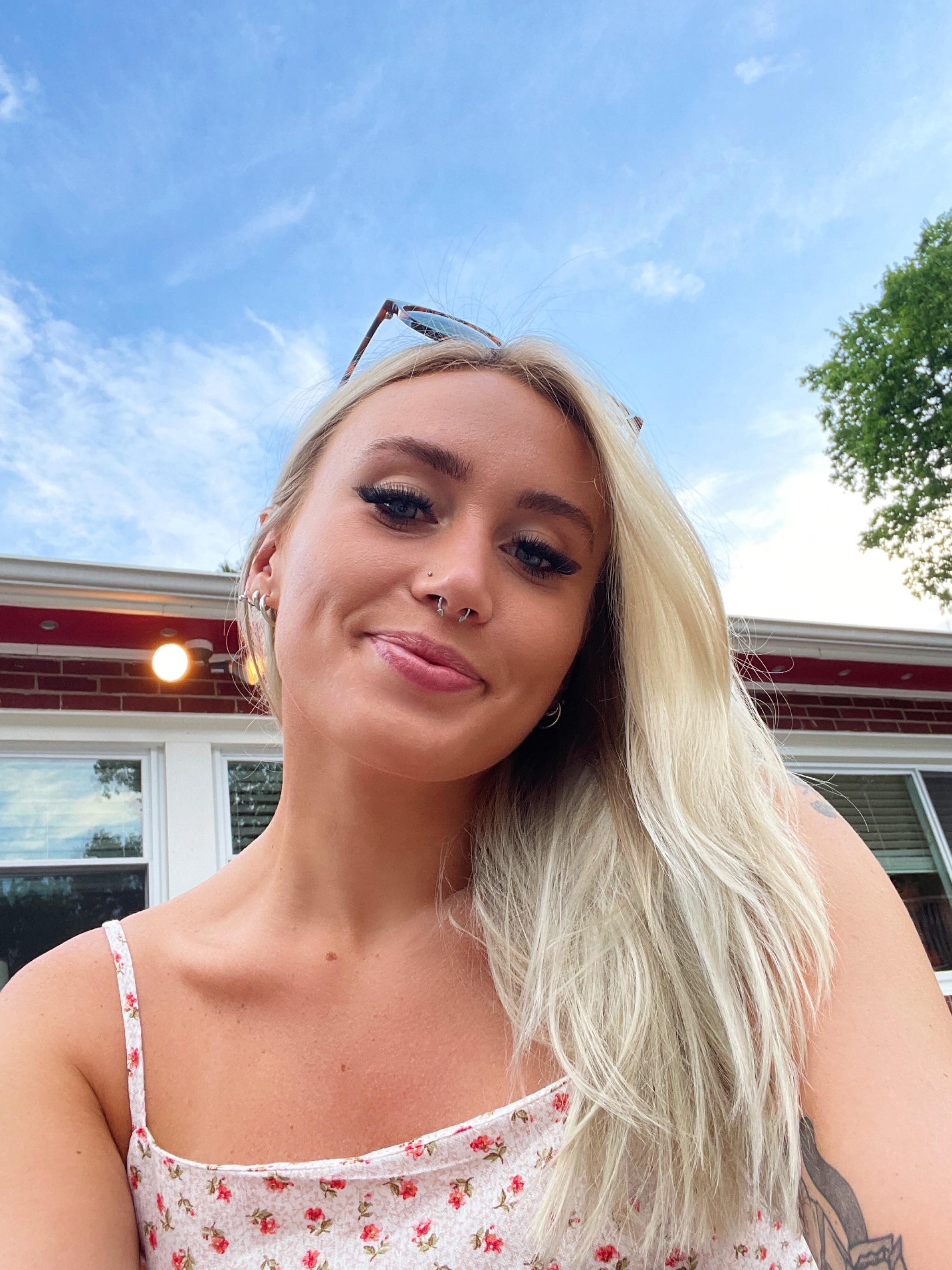 Was feeling this lighting 😋 F 27 | Scrolller