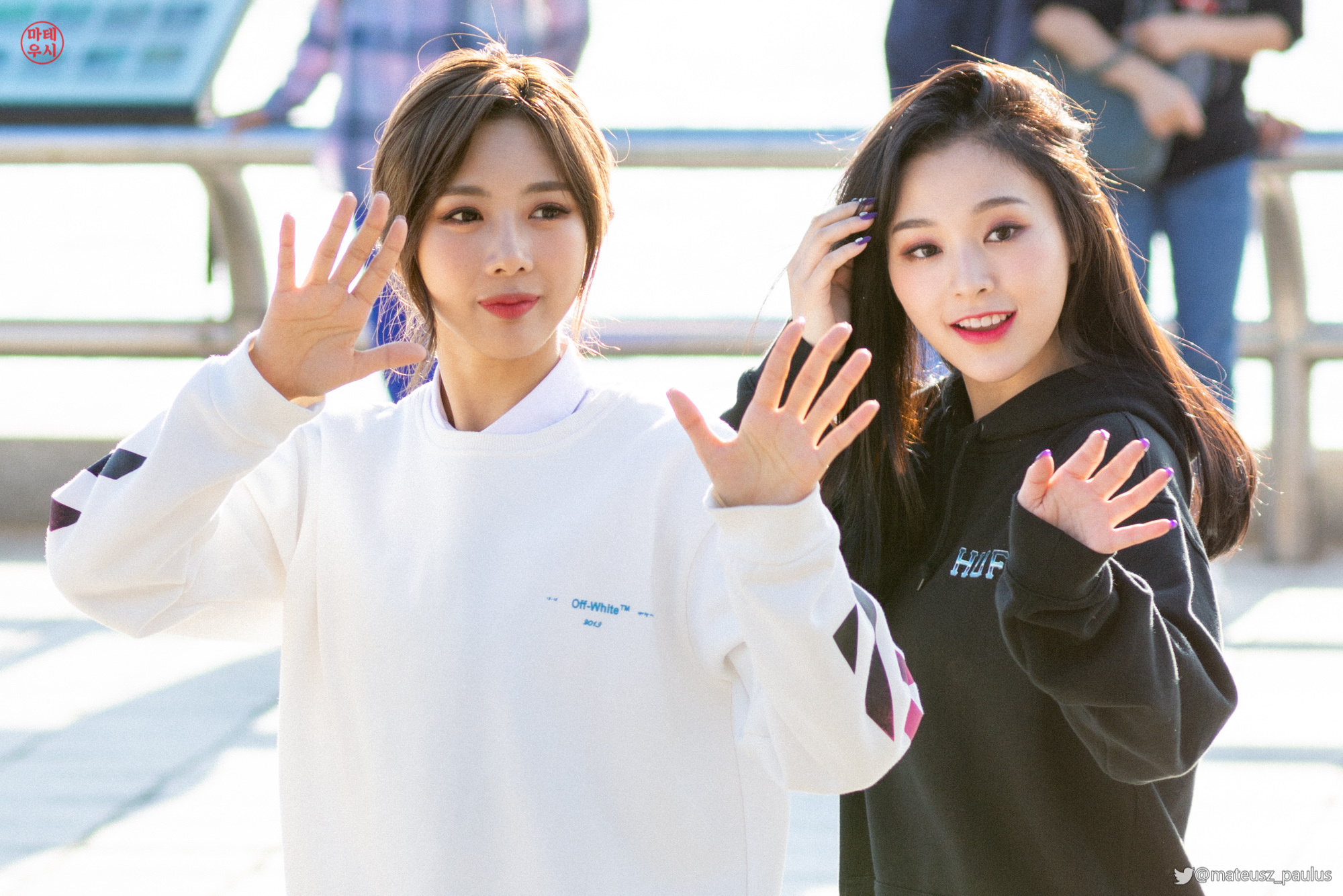 Waving 2hyeon | Scrolller
