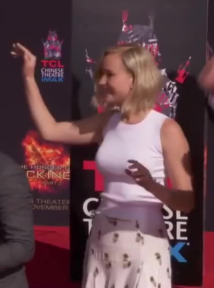 Waving fans | Scrolller