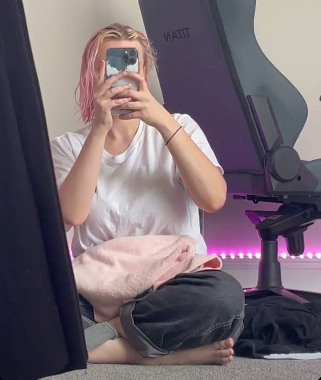 welp for any feet enjoyers ig, you can also see her bra outline btw | Scrolller
