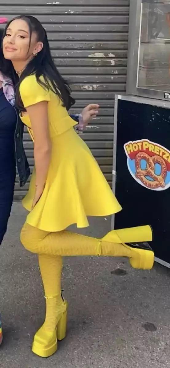 Went out tonight dressed up like Ariana Grande and have zero regrets | Scrolller