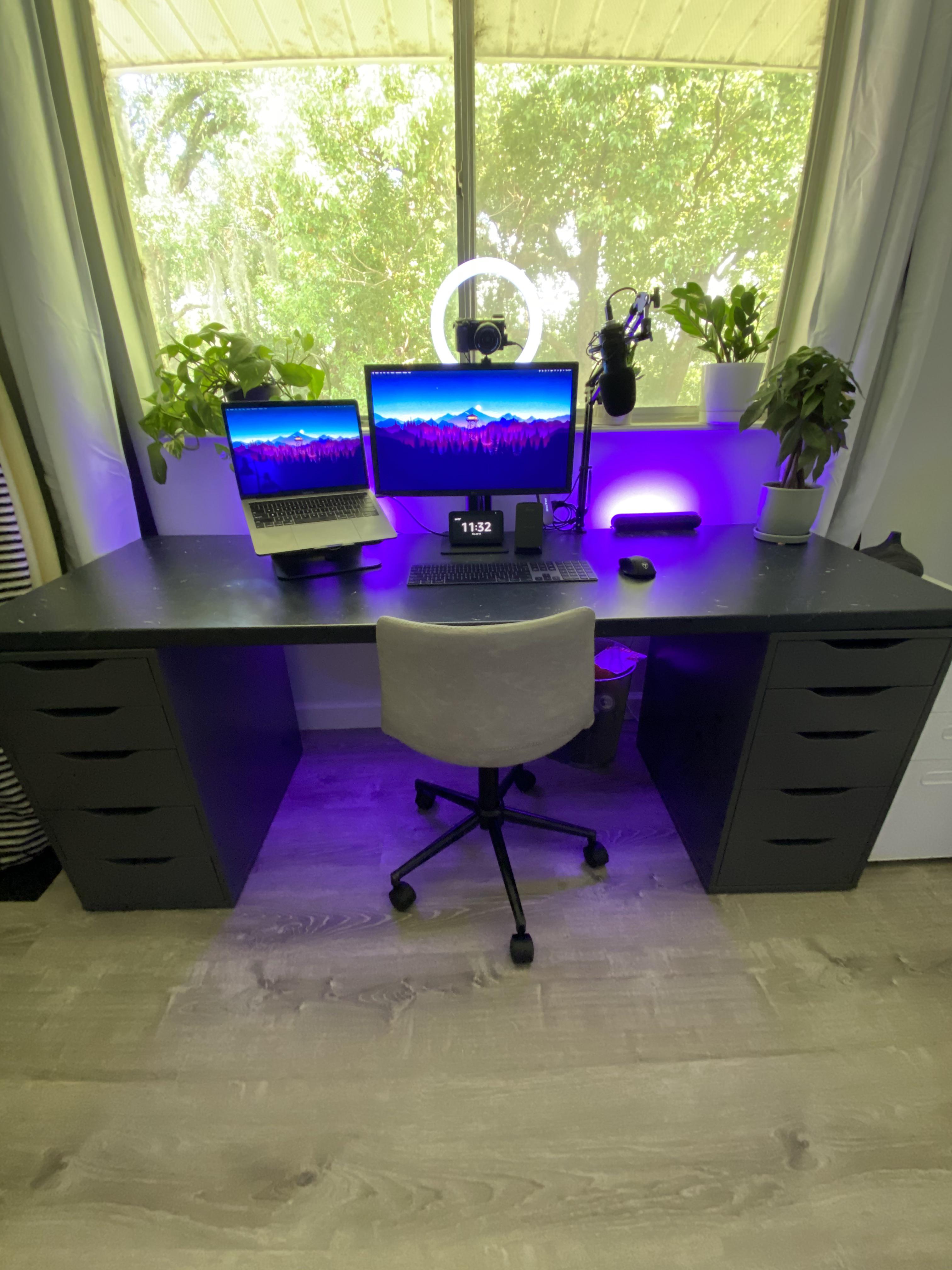 WFH desk setup | Scrolller