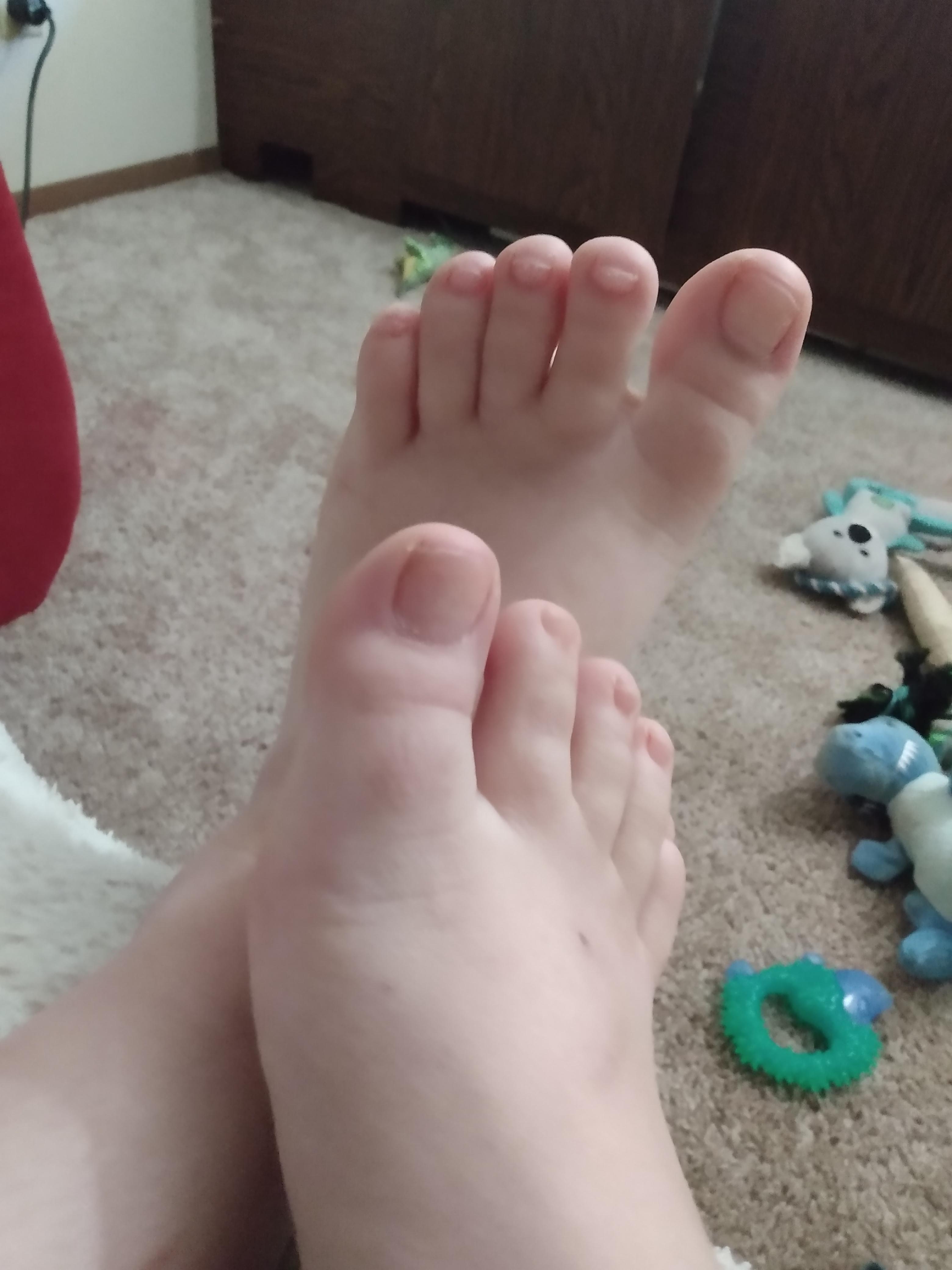 What color should I paint my little toes? | Scrolller