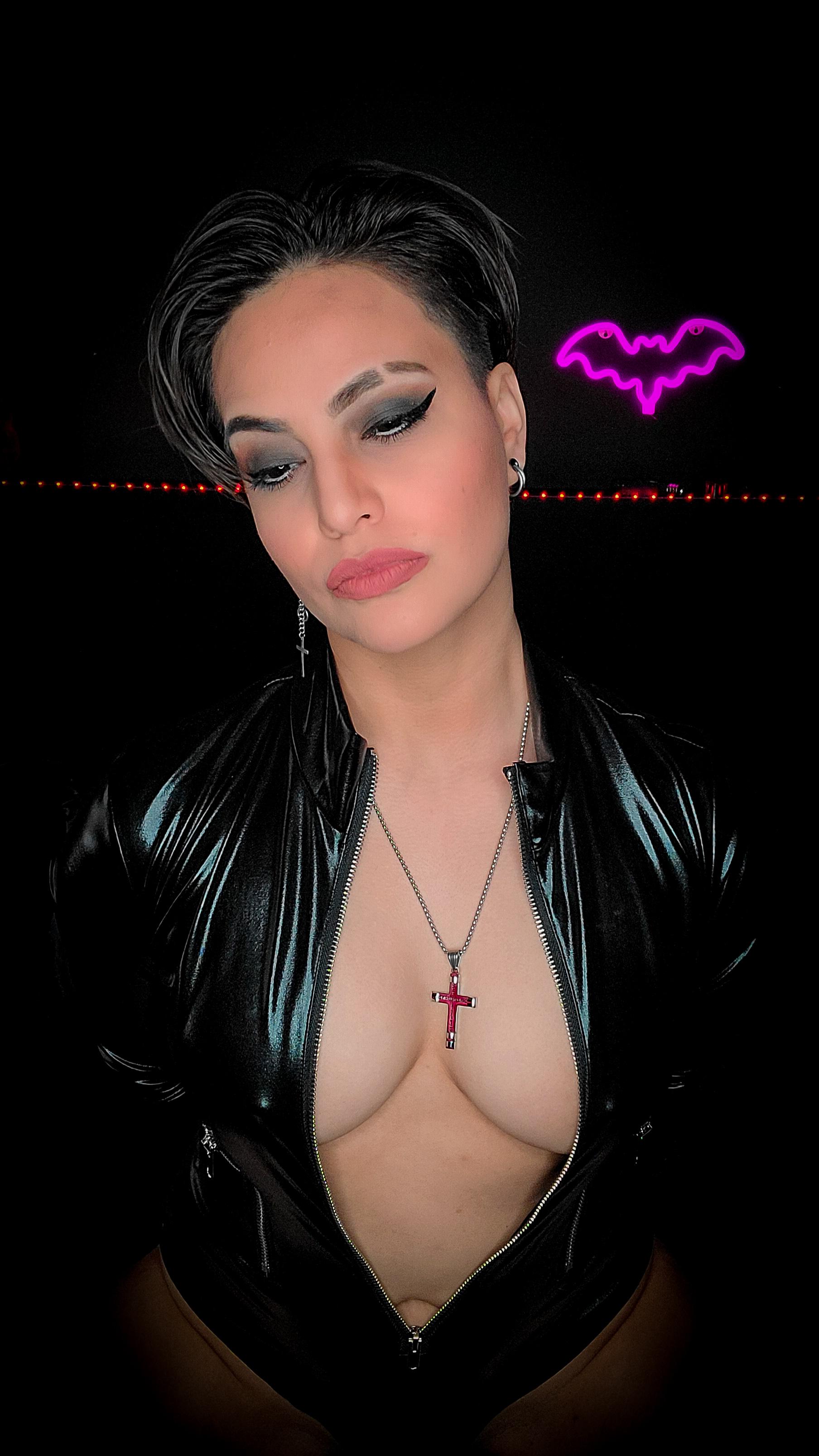 What do you guys think? 🖤😈 tri | Scrolller