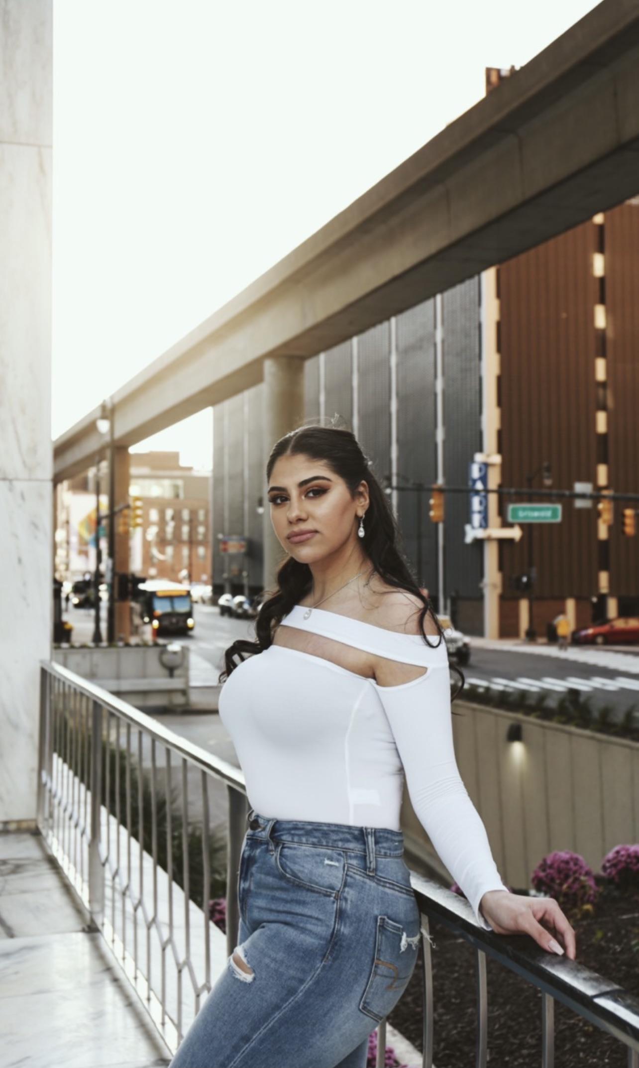 Chubby or busty | Scrolller