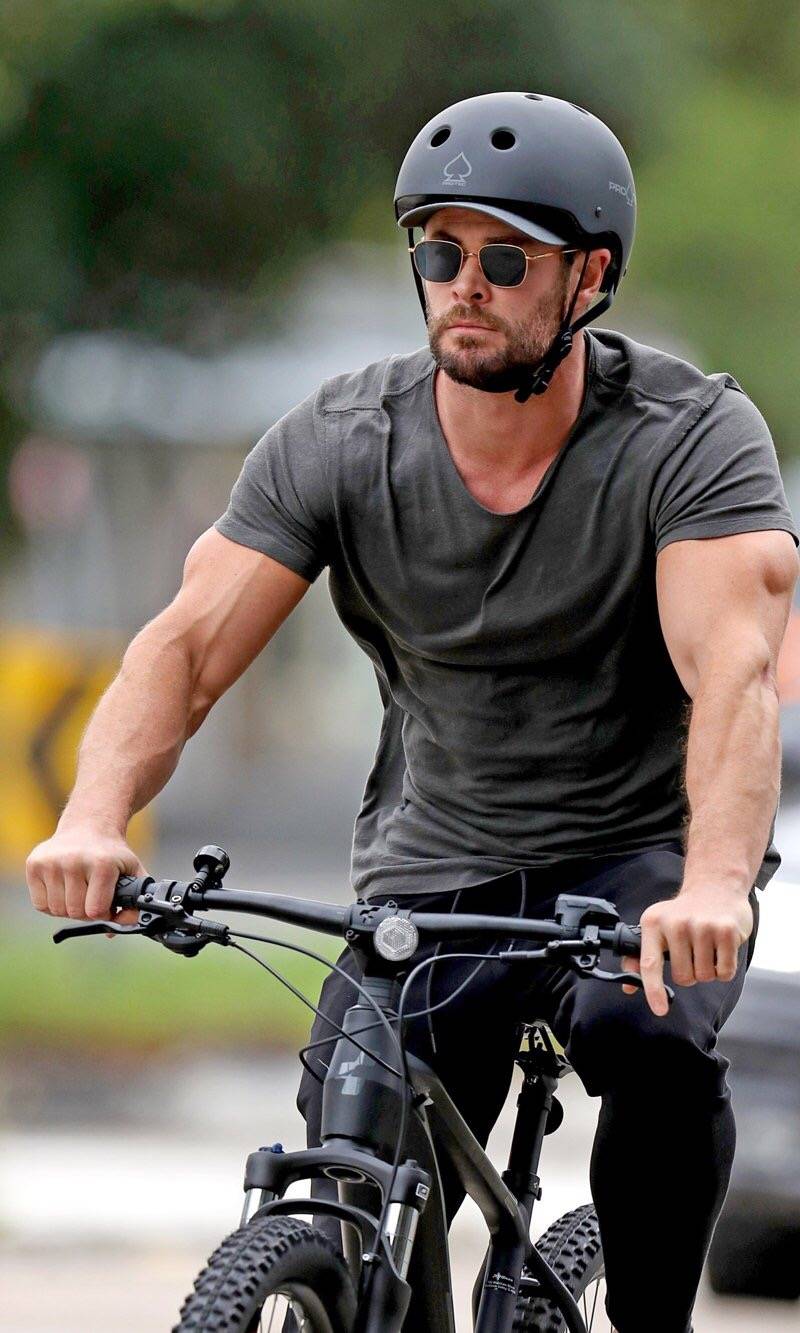 What glasses is Chris Hemsworth wearing in this pic? | Scrolller