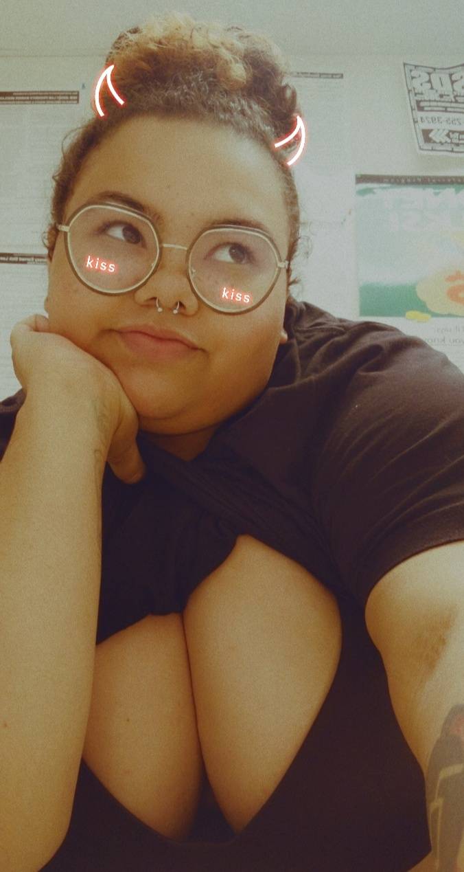 What I do on my break, I won't tell if you won't 😜💋 | Scrolller