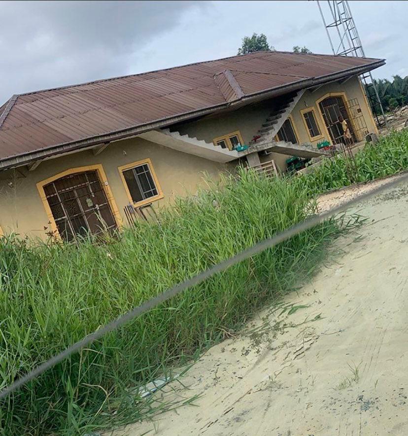 What is the function of this staircase? | Scrolller