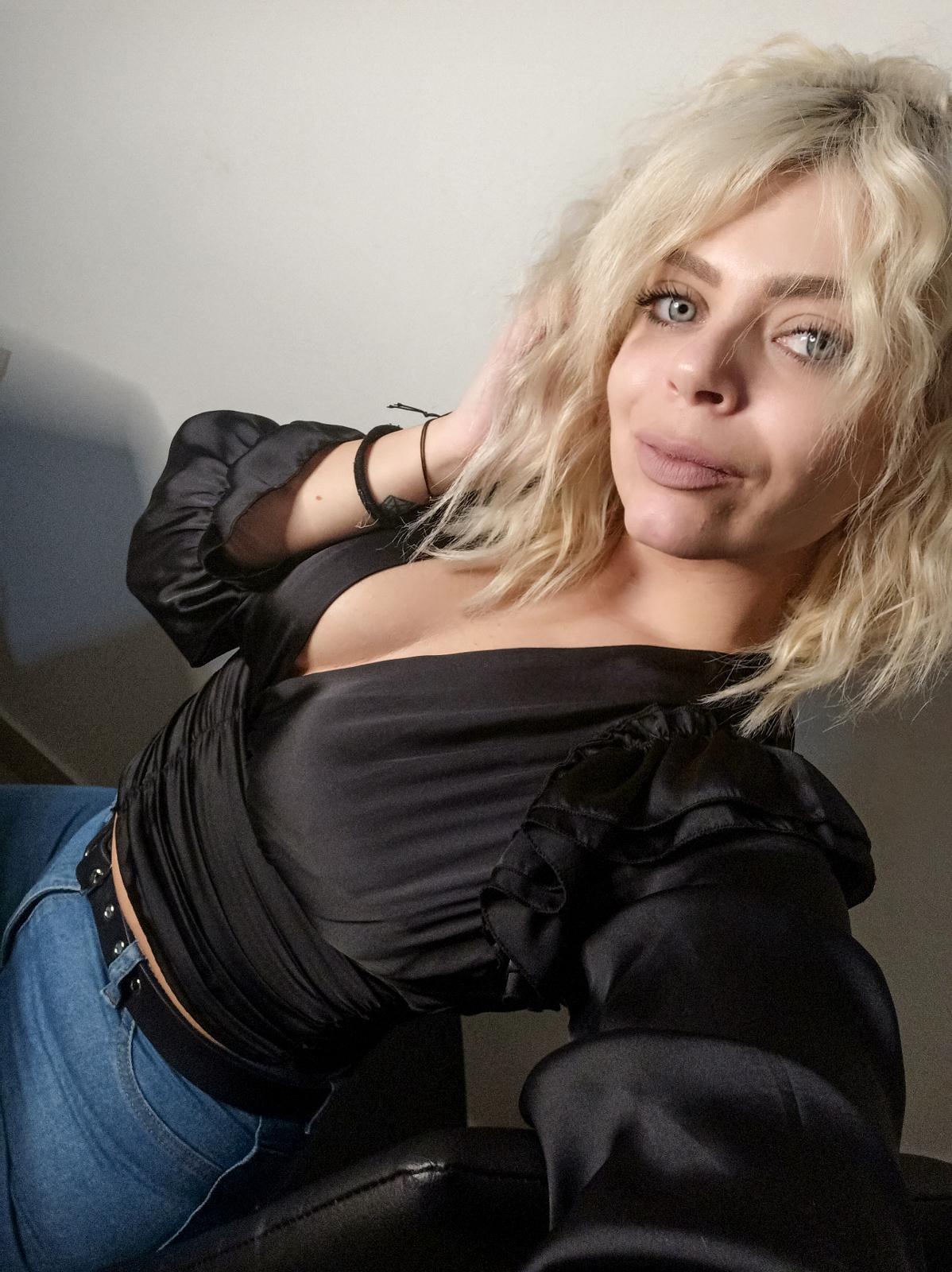 What should I wear to the living room today??? Lockdown mood.. | Scrolller