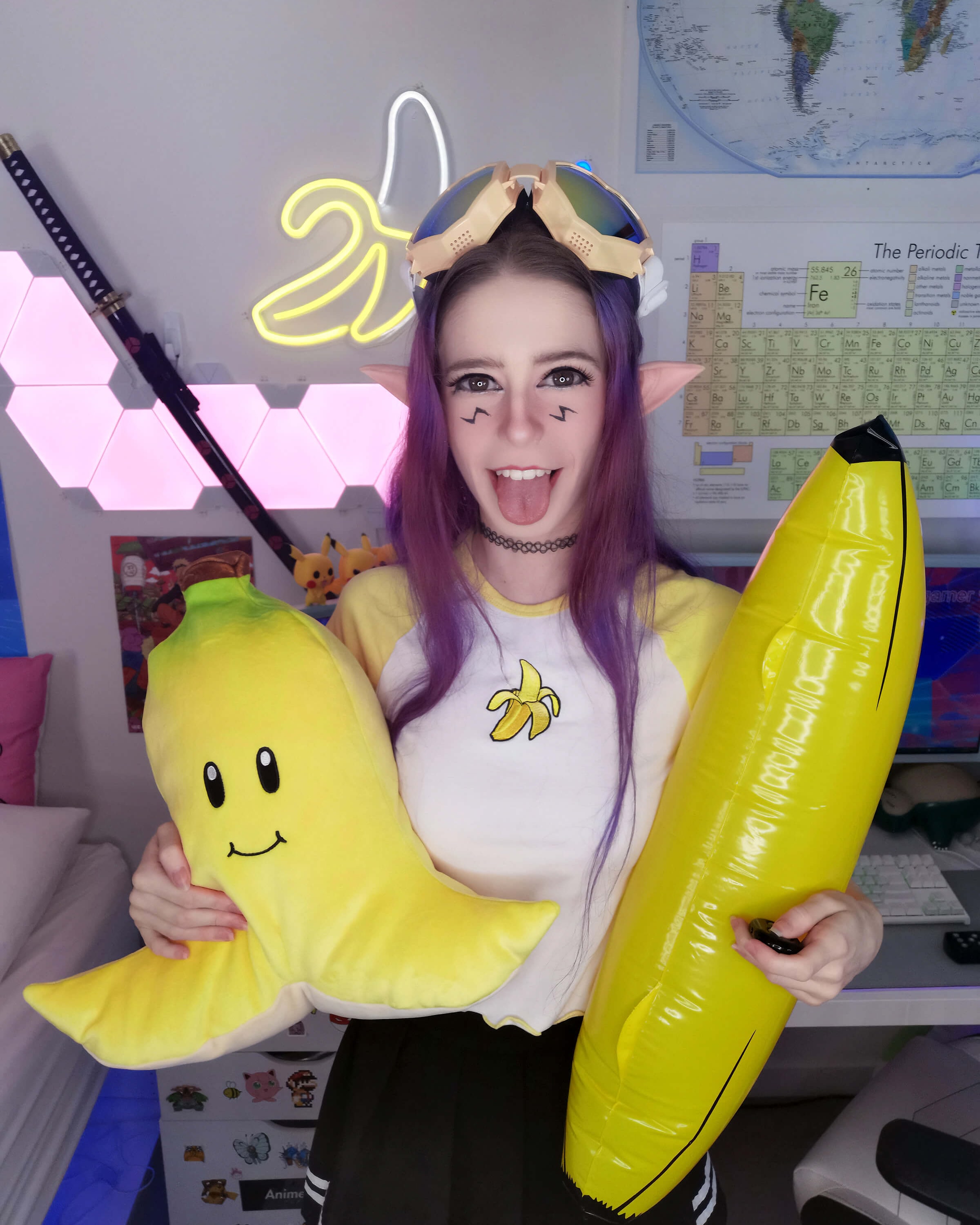 elf girl and her bananas 🍌 | Scrolller
