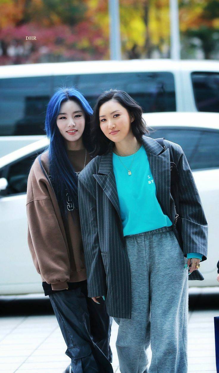 Wheein & Hwasa | Scrolller