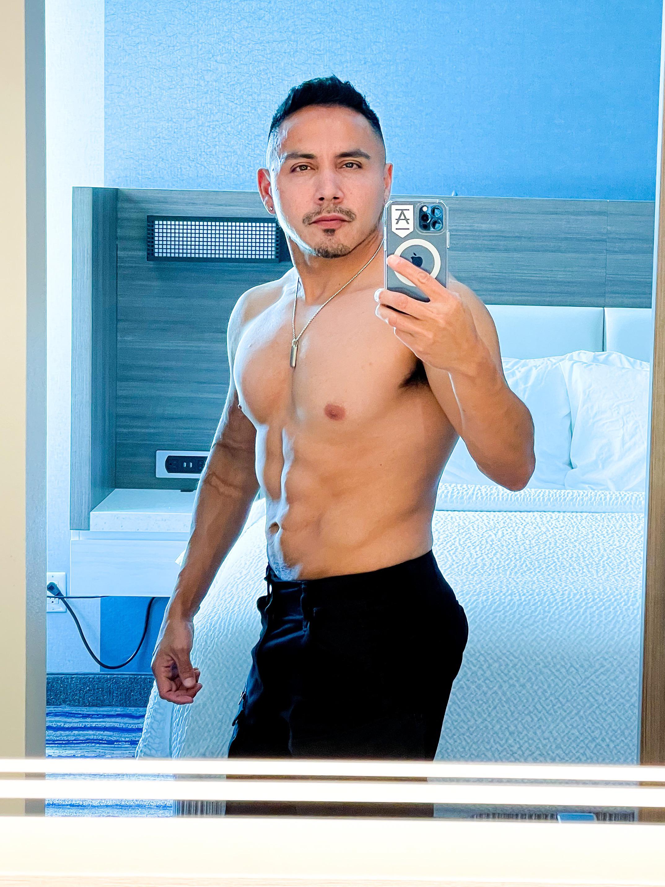 When you find good selfie lighting... | Scrolller