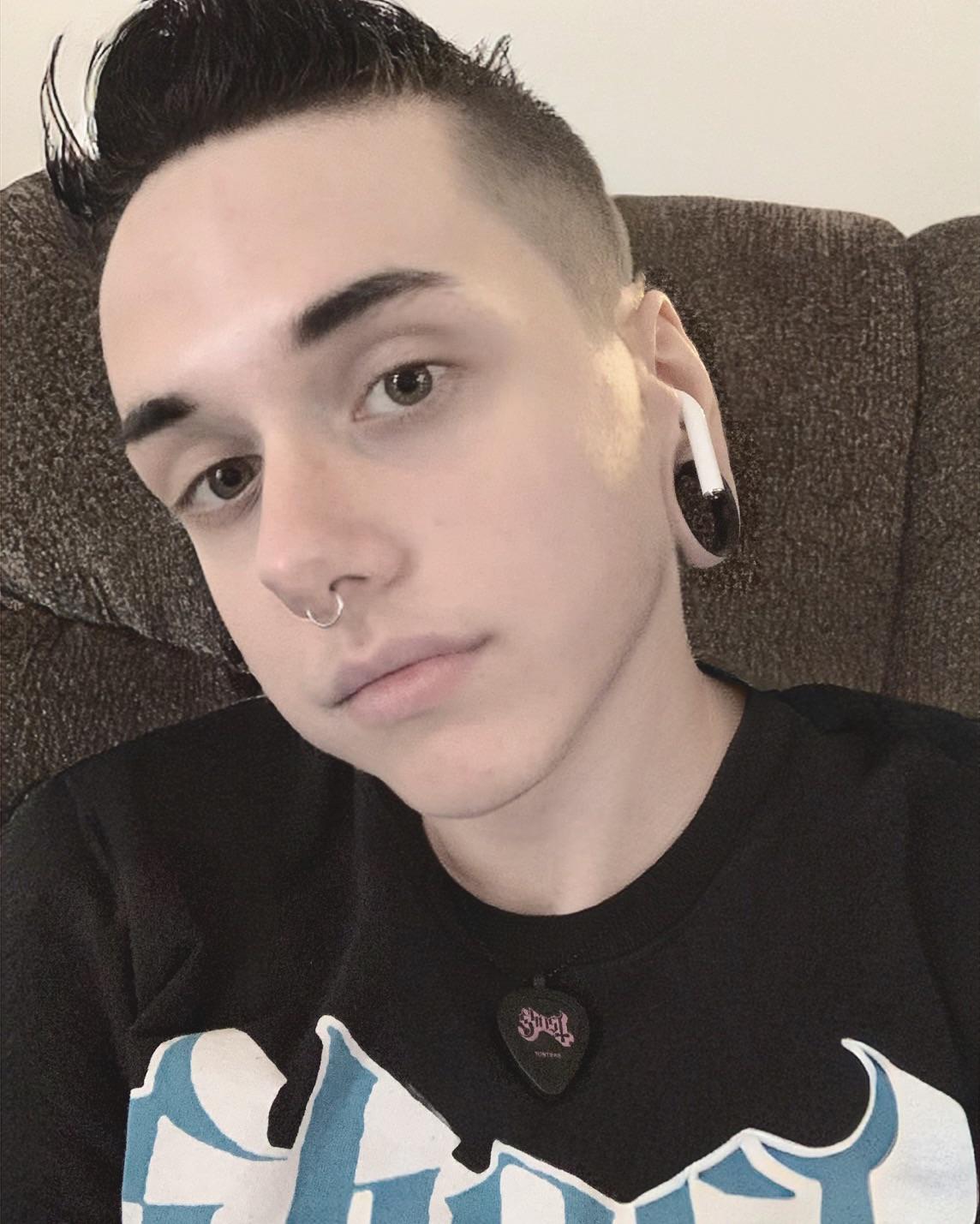 when you’re pre-everything and face app barely has to change anything!!! 🖤🖤 (ftm he/him) | Scrolller