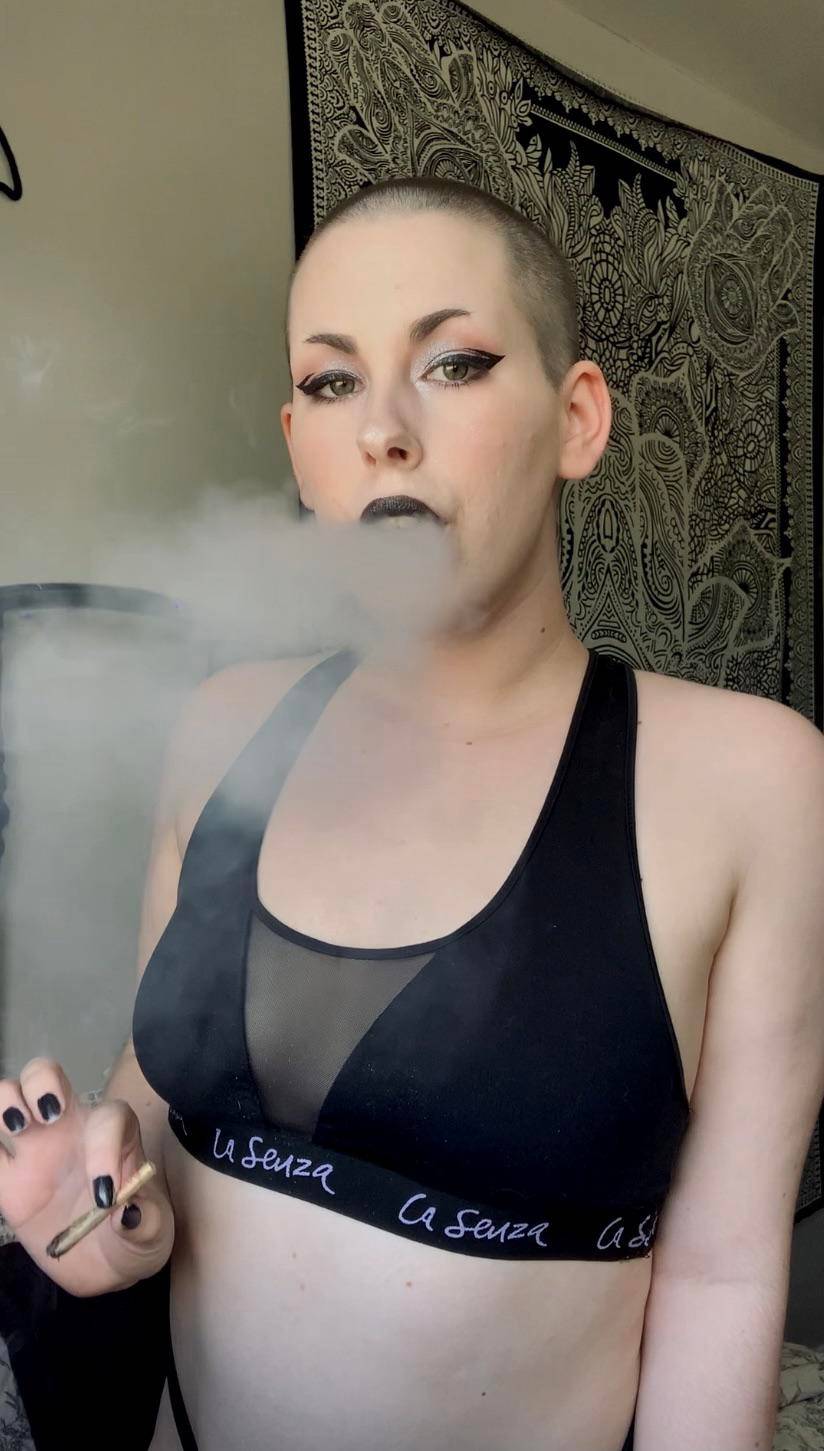 Where are my 420 friendly goths 💨🖤 | Scrolller