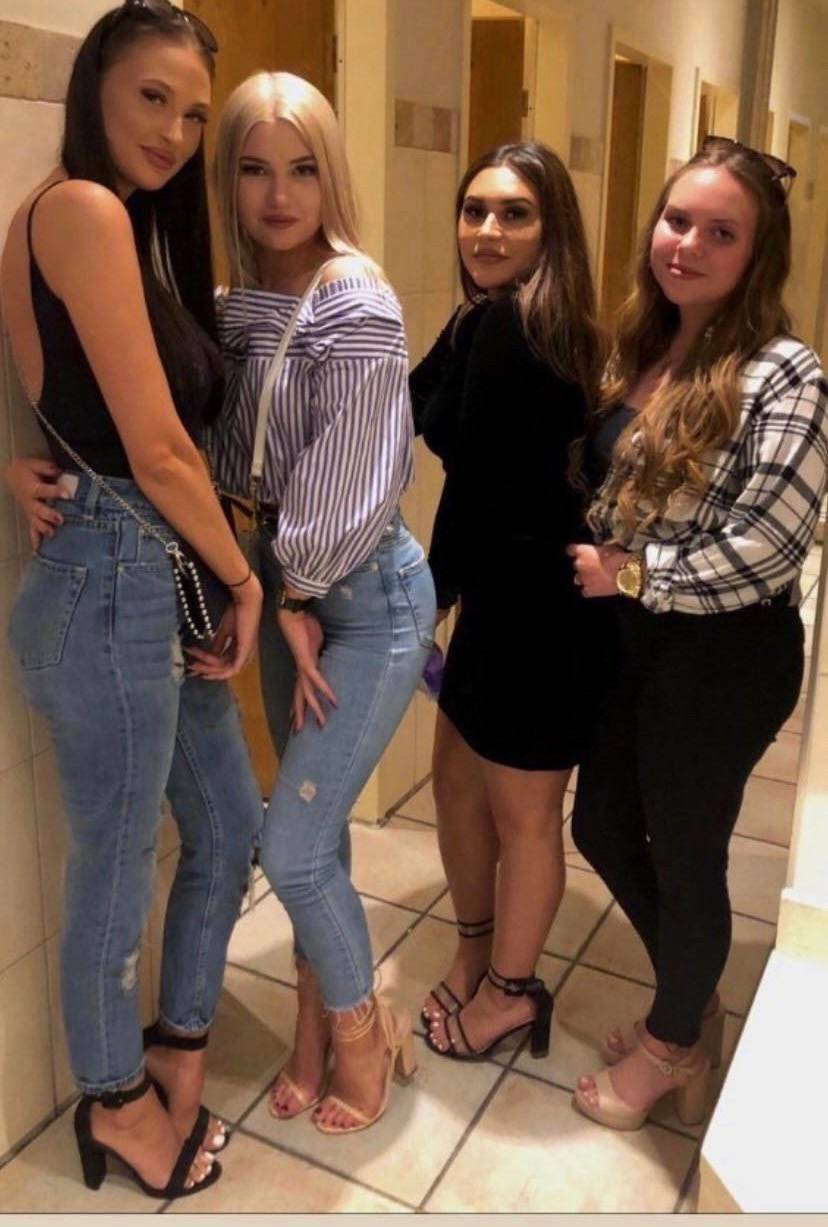 Which Girl Has The Best Feet Scrolller