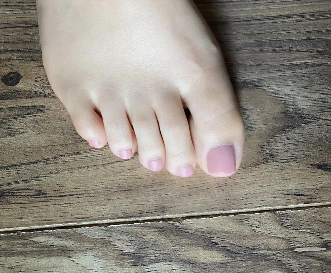 Who wants to worship these feet? 😏 | Scrolller