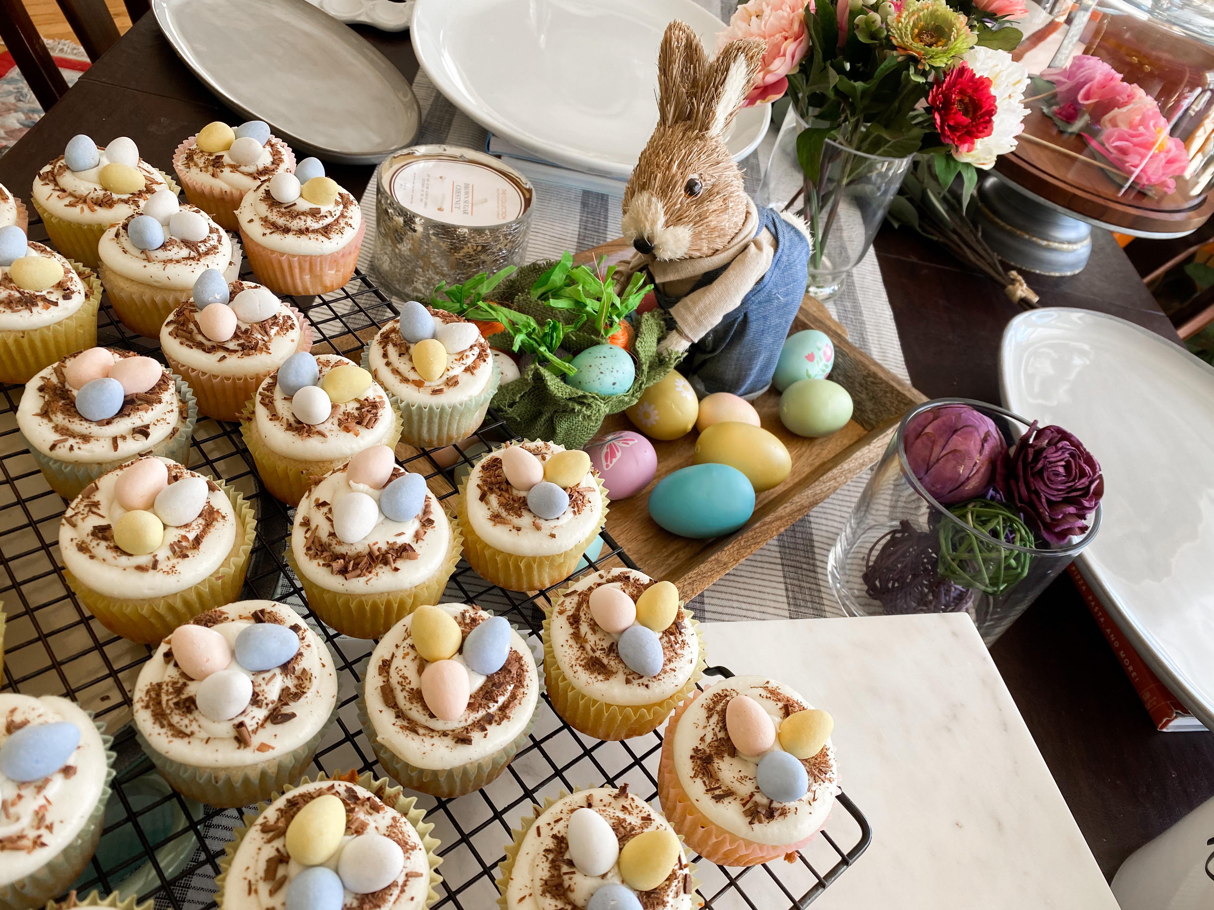 White Chocolate Easter Egg Cupcakes | Scrolller