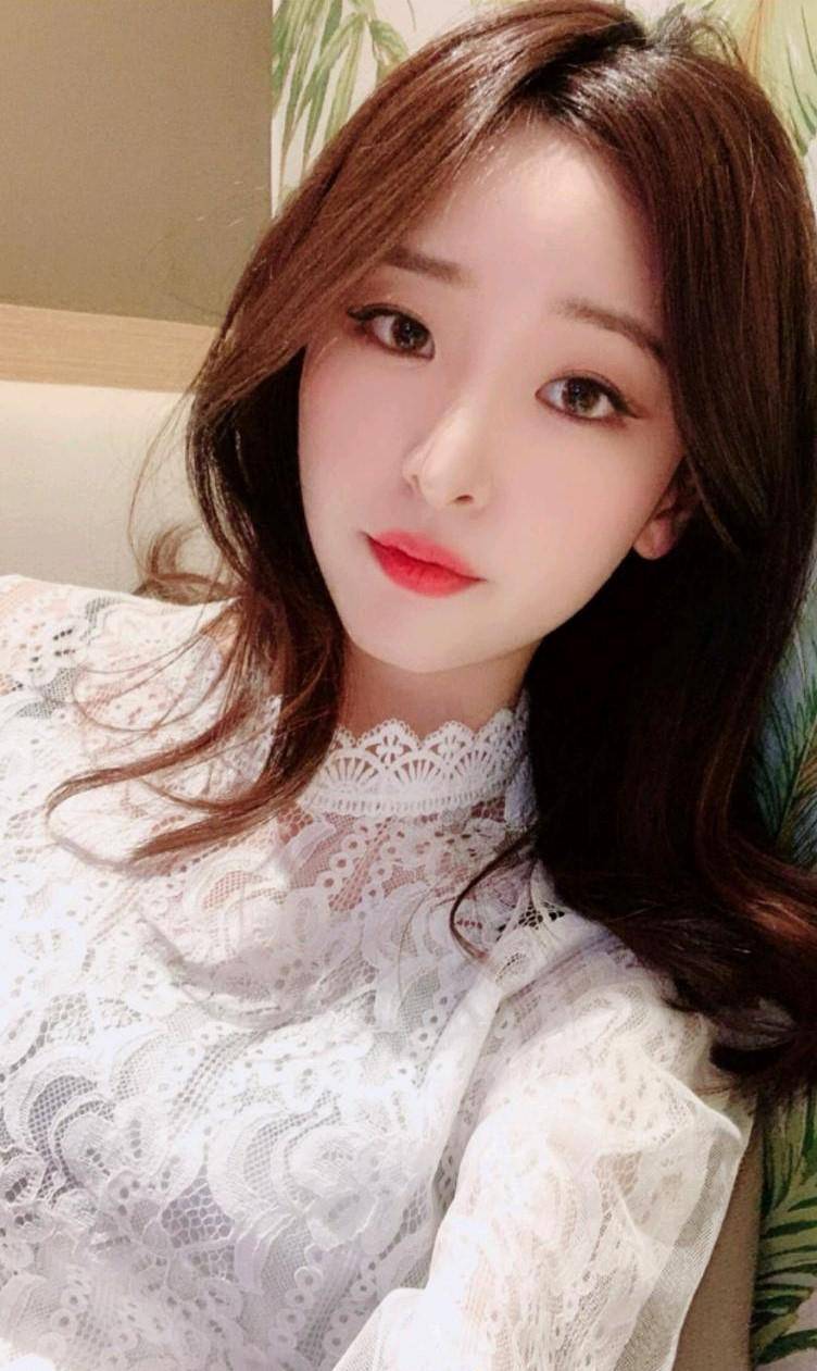 White lace | Scrolller