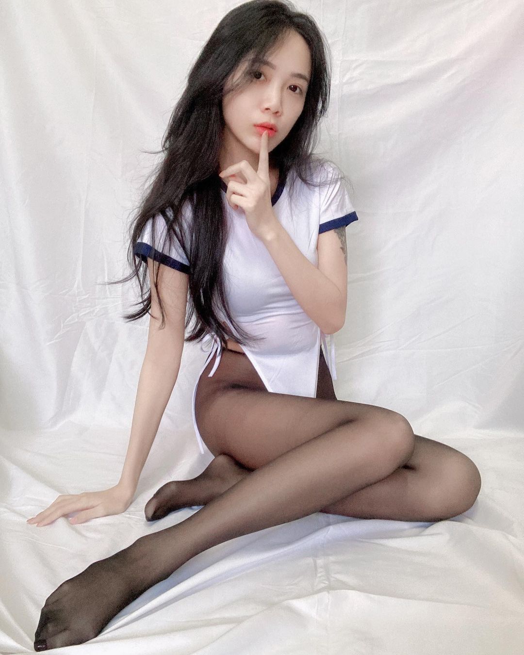 White sheets, black tights | Scrolller