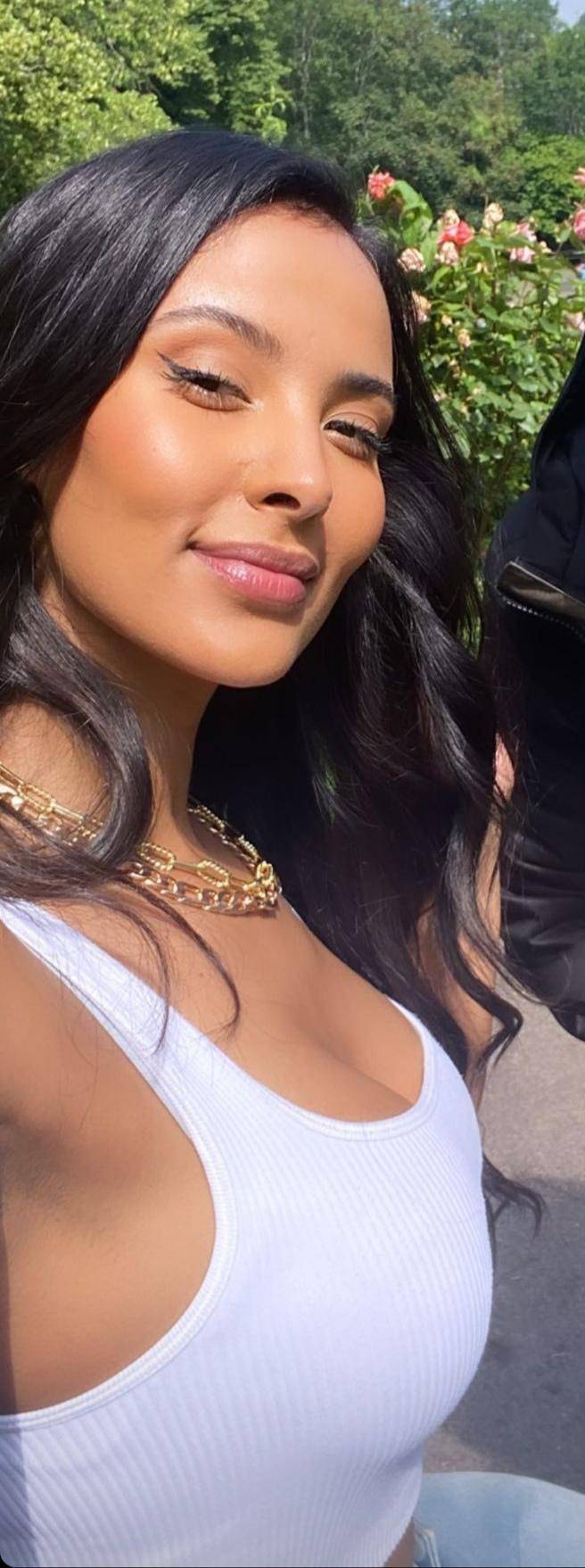 White tanktop | Scrolller