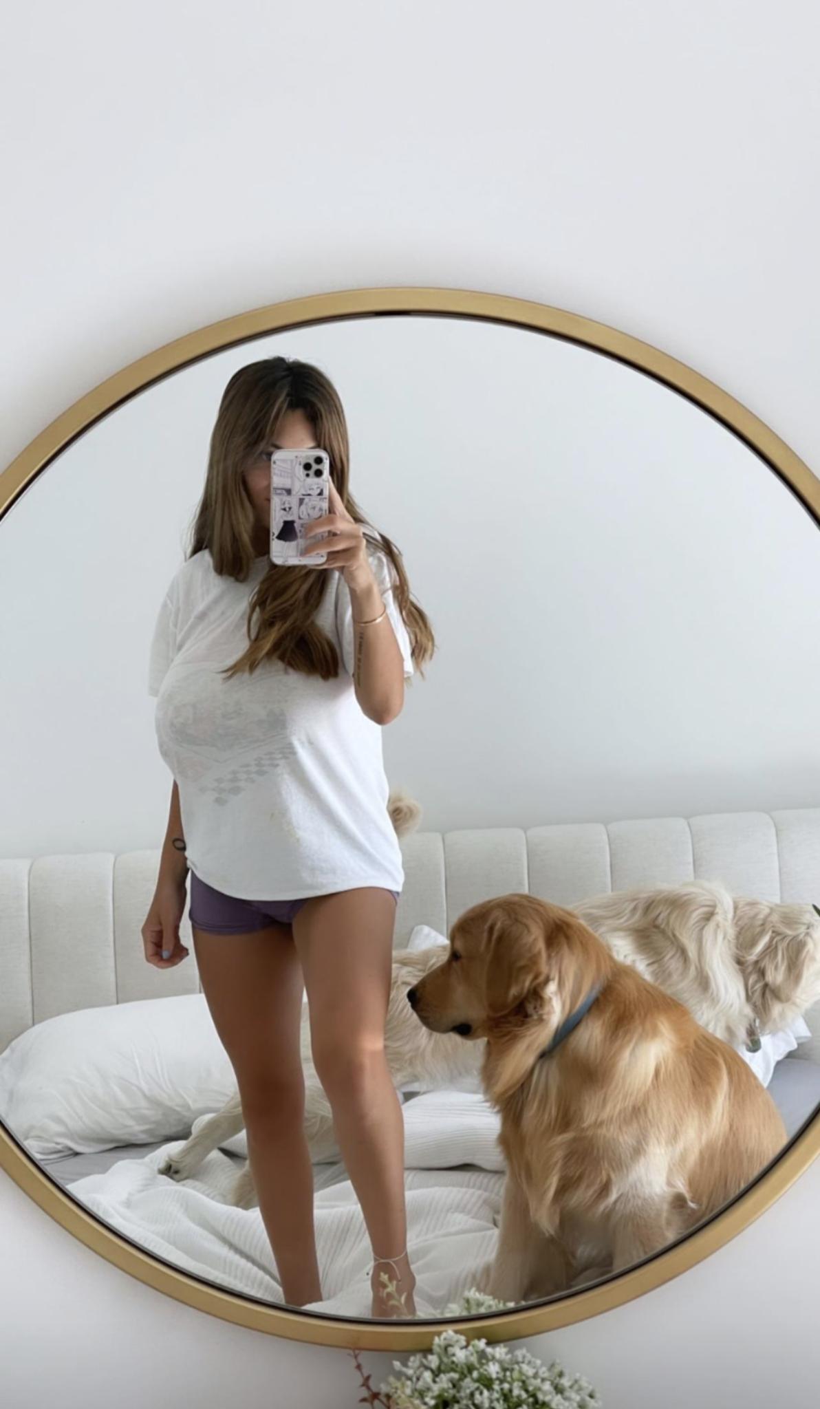 White tee | Scrolller