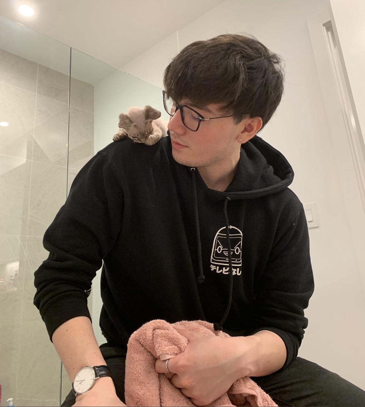 Who dropped their nut sack on jonas’ shoulder 🤨 | Scrolller