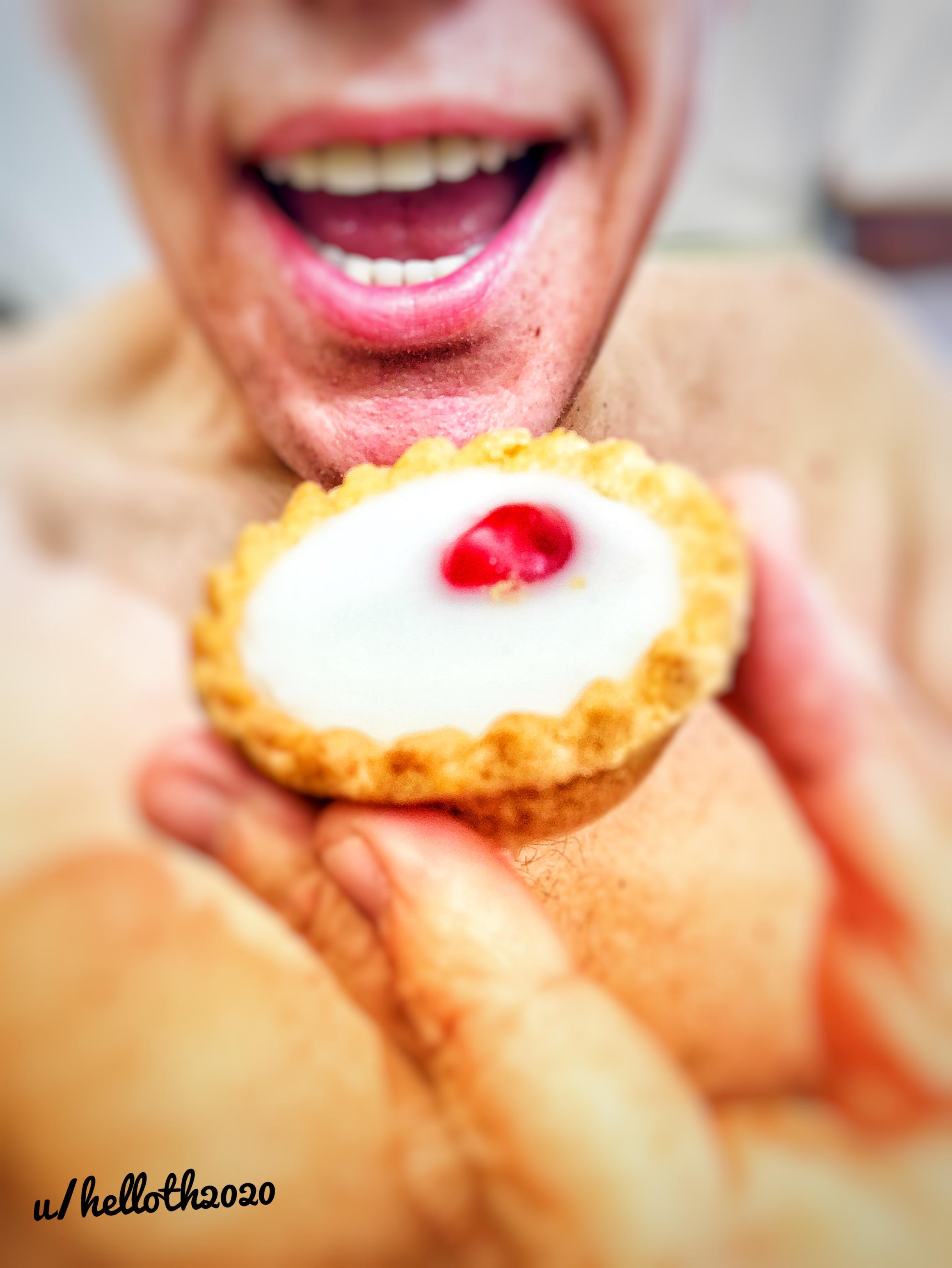 Who likes icing on top? | Scrolller