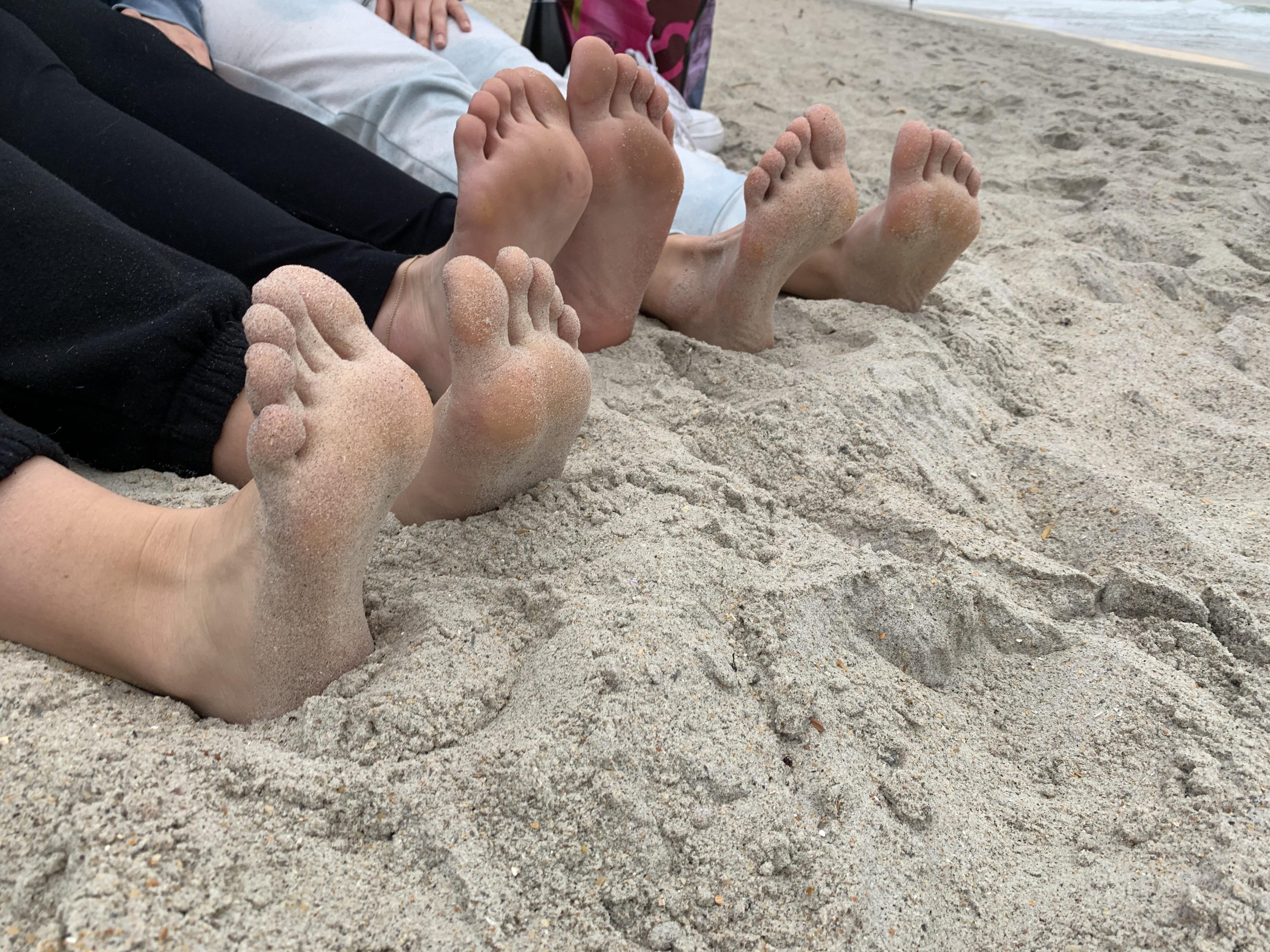 Who’s gonna lick our sandy soles ;)) | Scrolller