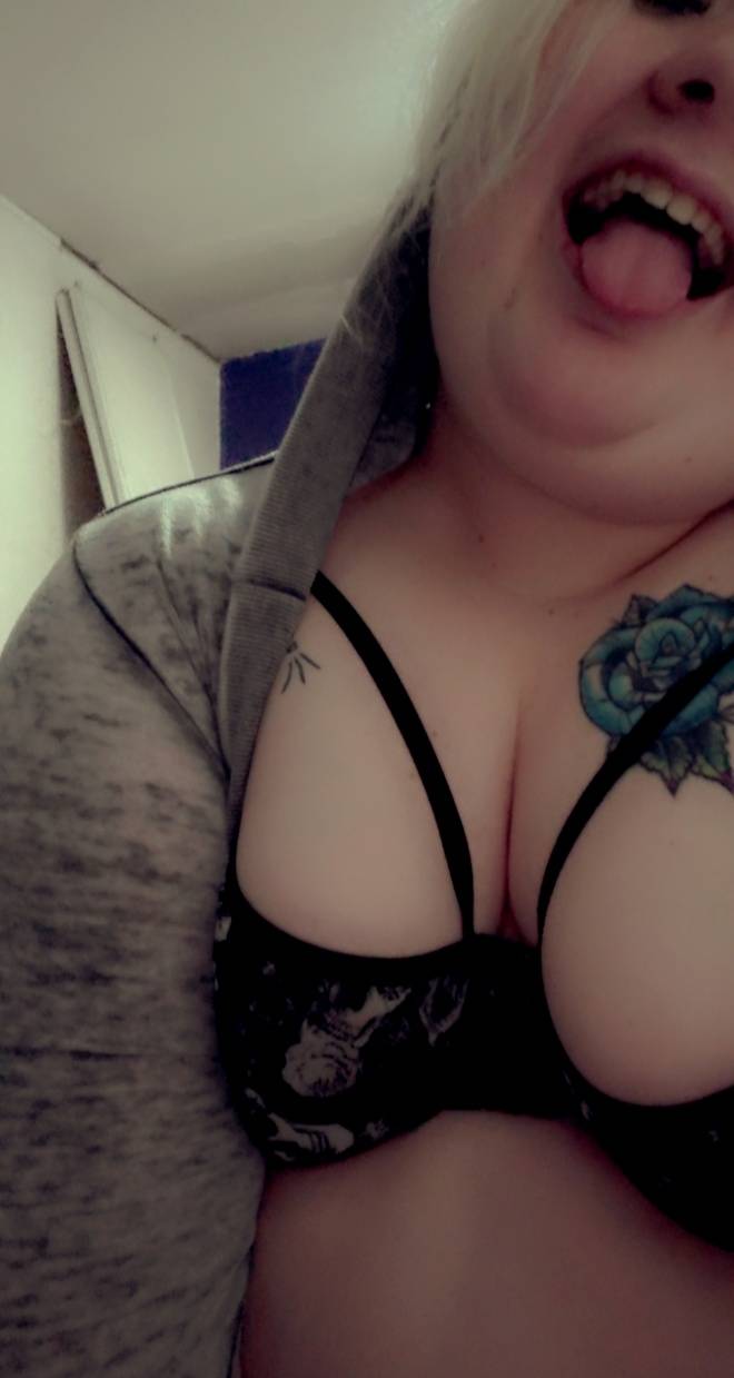 Who wants to come keep me warm | Scrolller