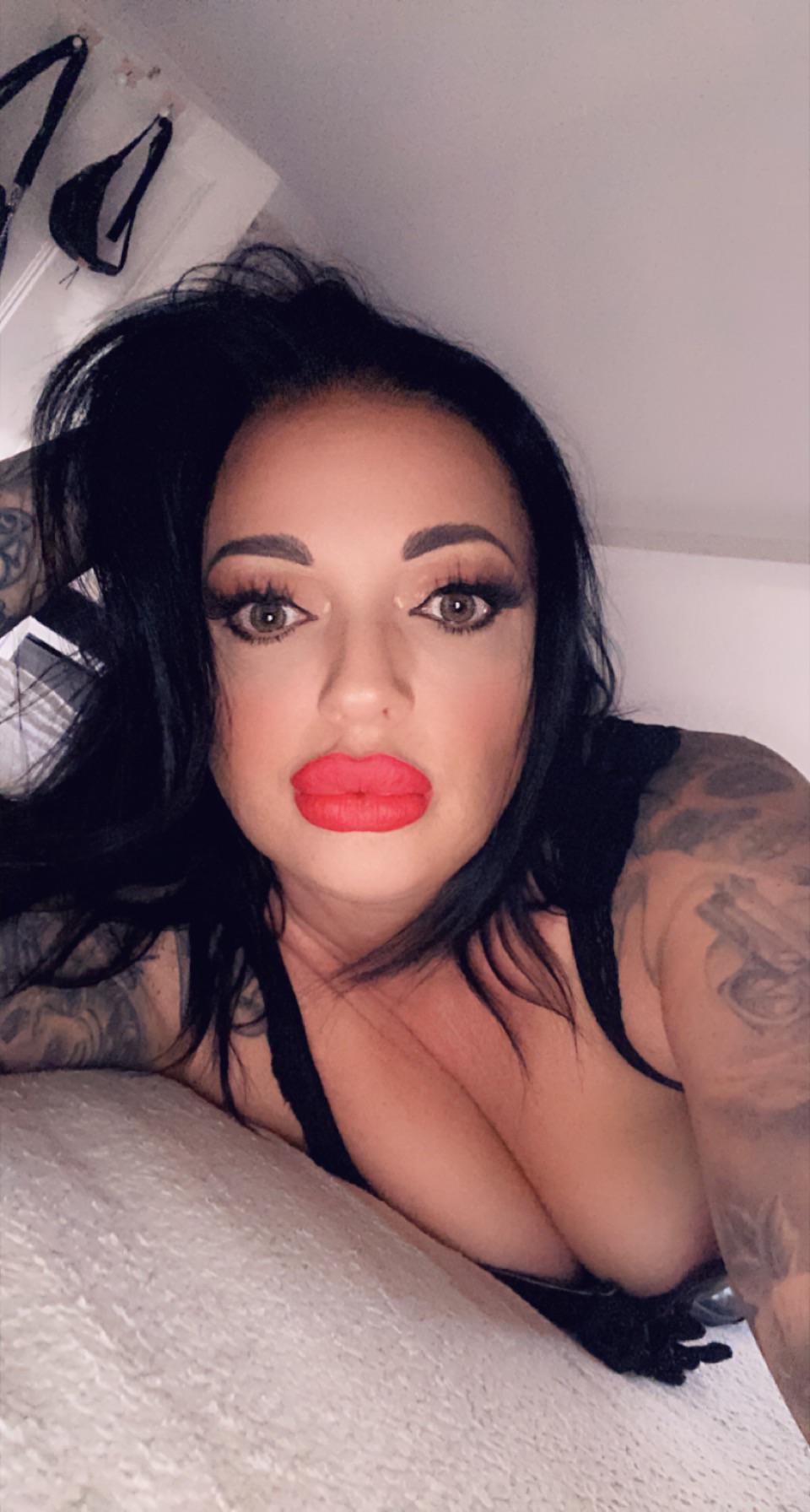 Who wants to please me 🤔💋 | Scrolller Who wants to please me 🤔💋 | Scrolller