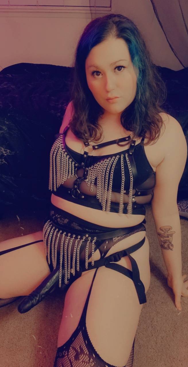 Whoever is going to let me hit it from the back say, "Yes princess" 😜 | Scrolller