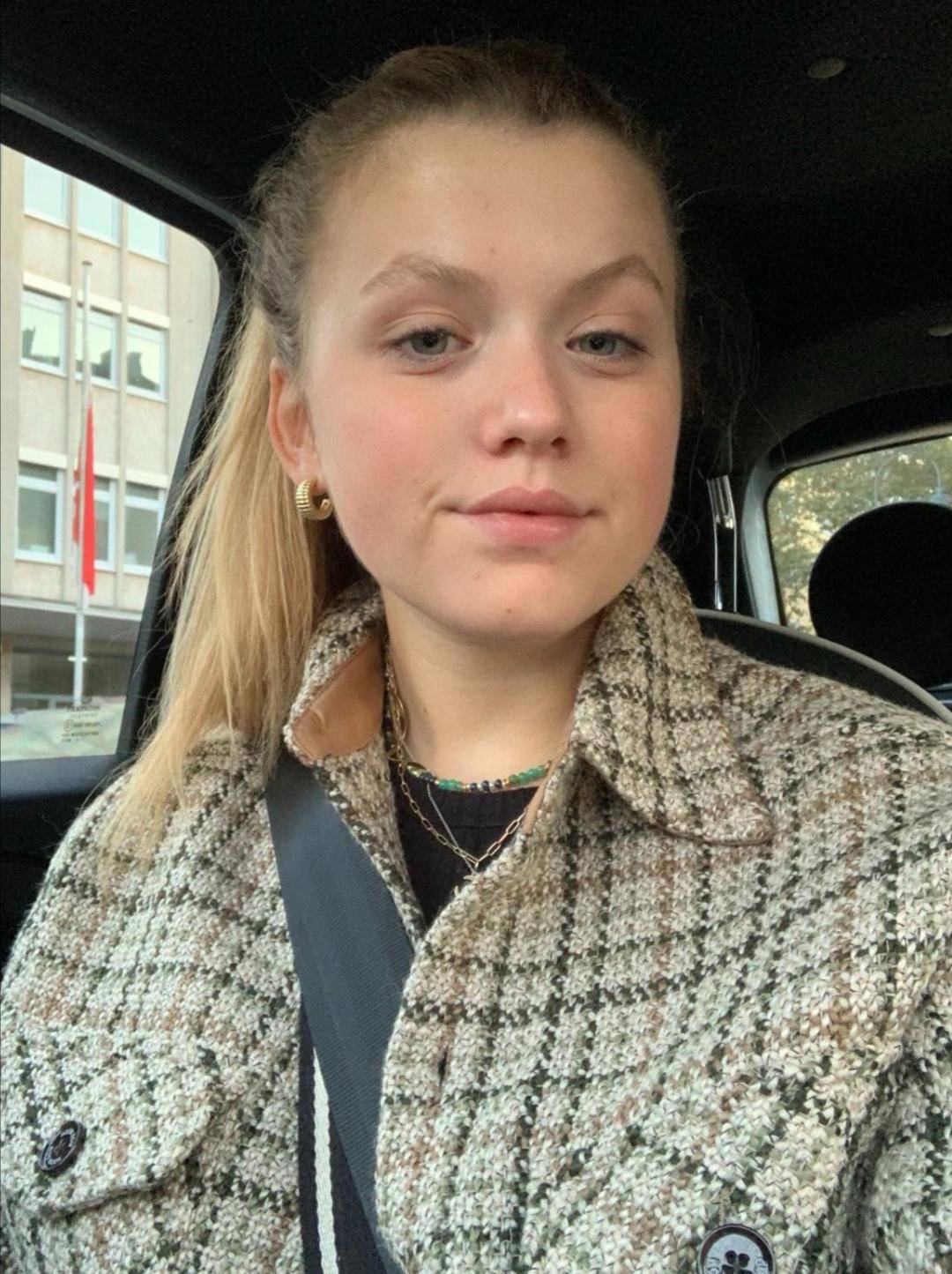 Wie findet ihr meine Cousine 🥵🥵Was würdest du mit ihr machen 💦 | Scrolller