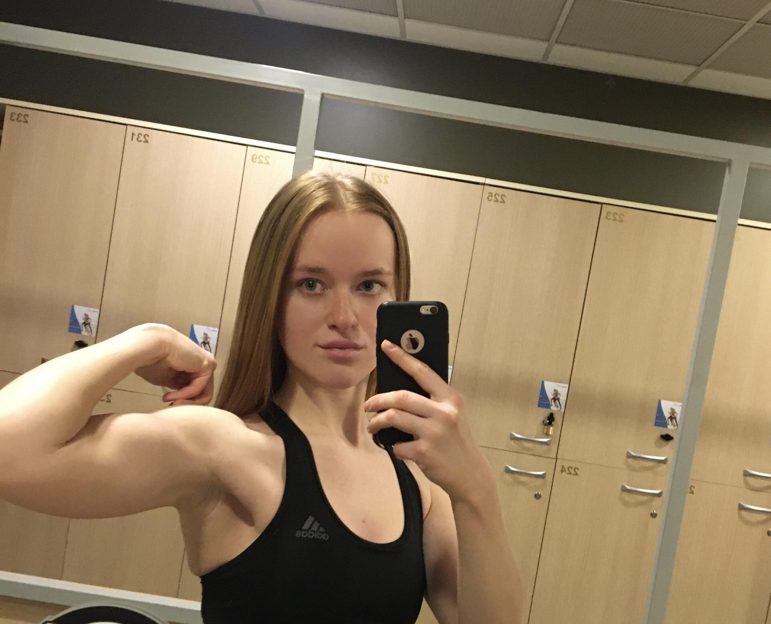 Working hard on my arms | Scrolller