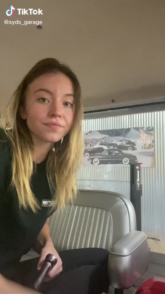 Working on her car | Scrolller