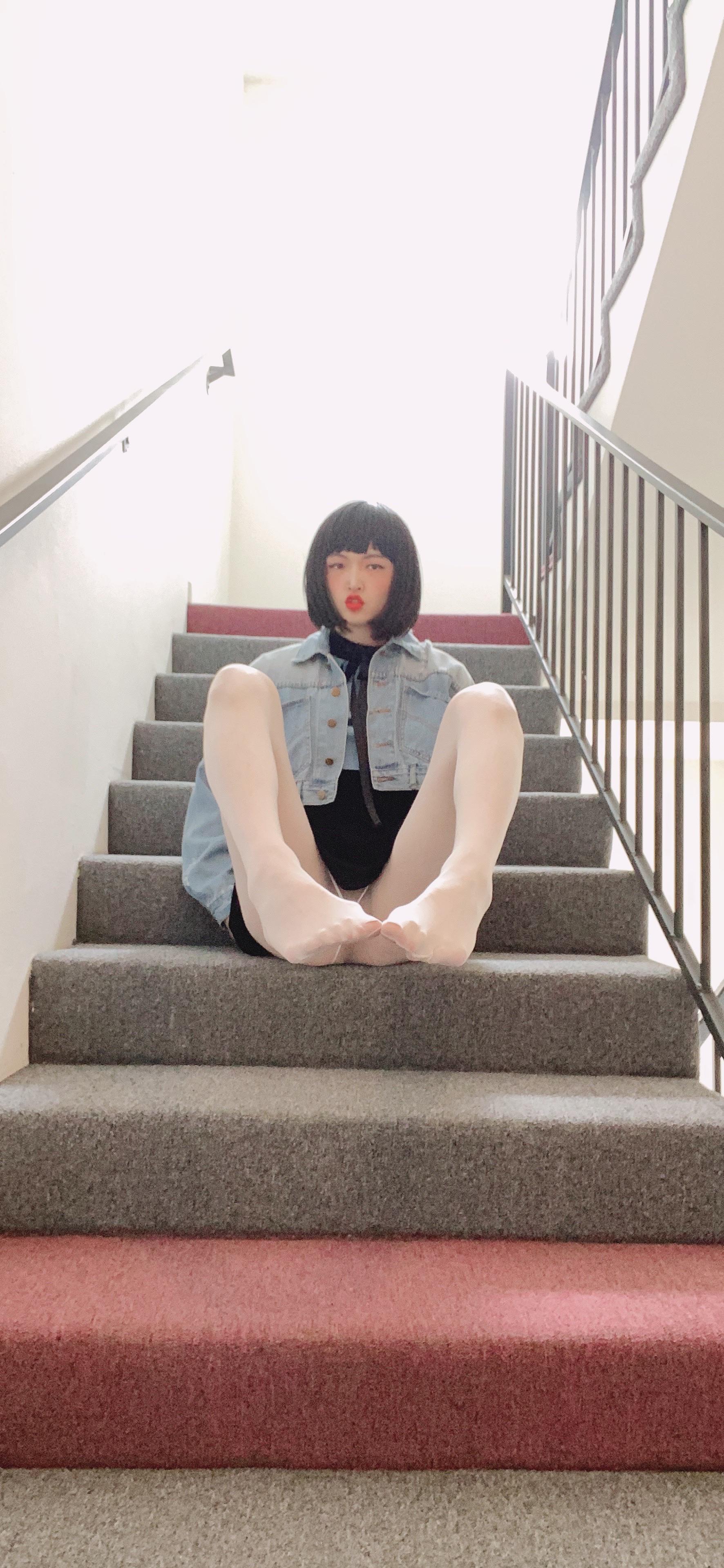 Worship my nylon feet 🤤 | Scrolller