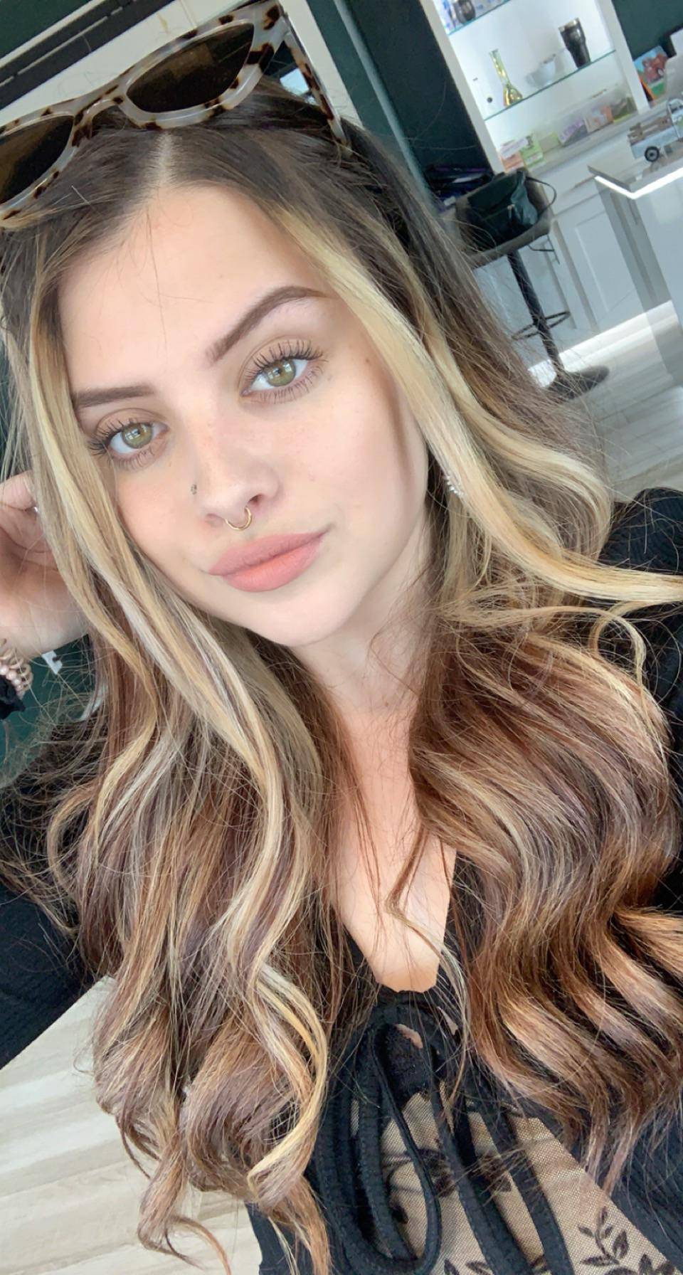 Would you kiss me? [22F] | Scrolller