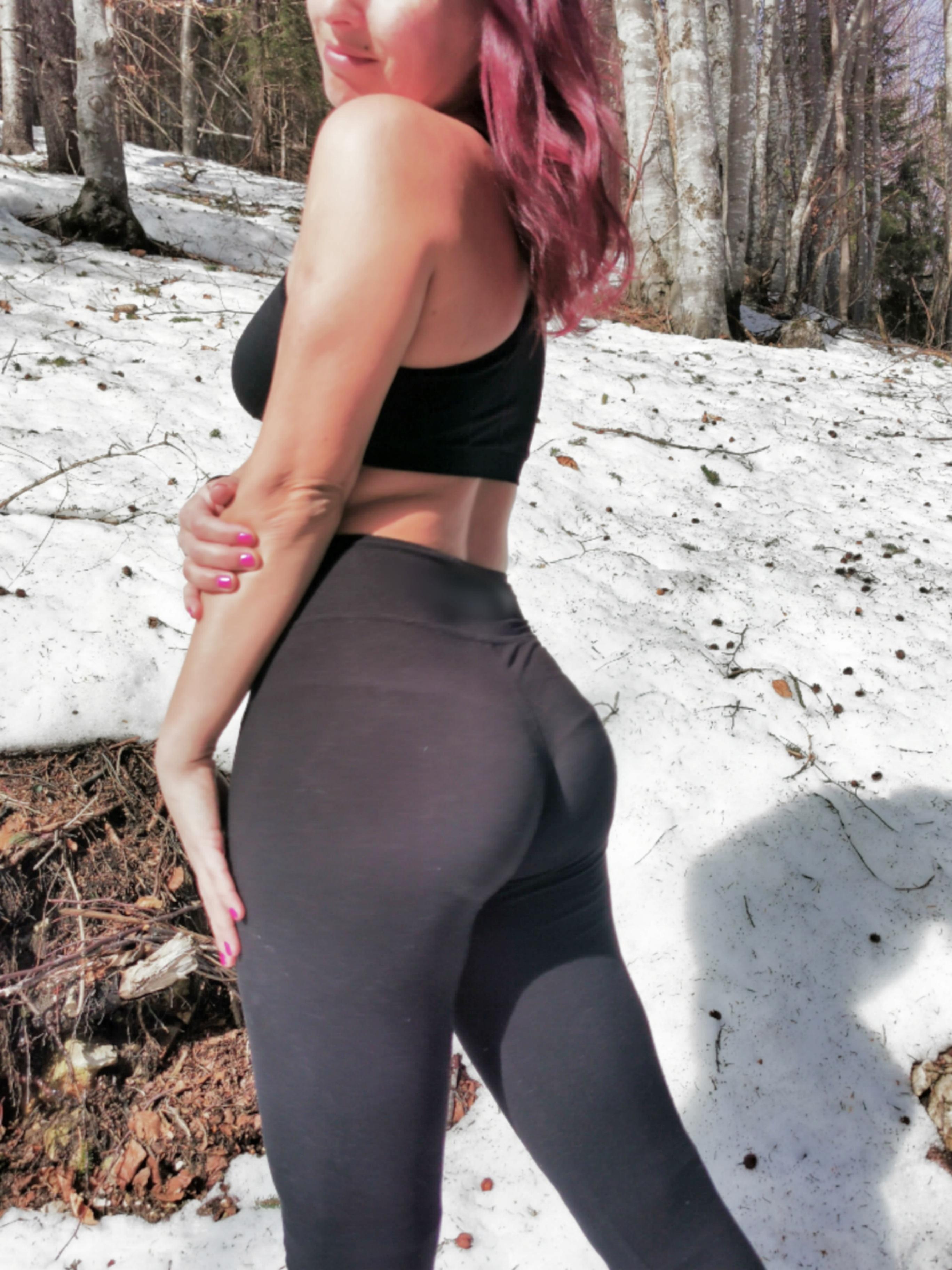 Would you let me lead the way on a hike, so you could stare at my booty? 😉 | Scrolller