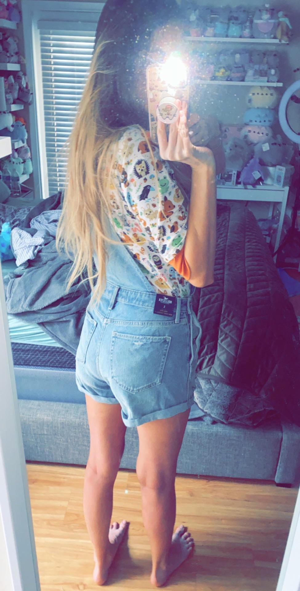 Would you say she is diapered ? | Scrolller