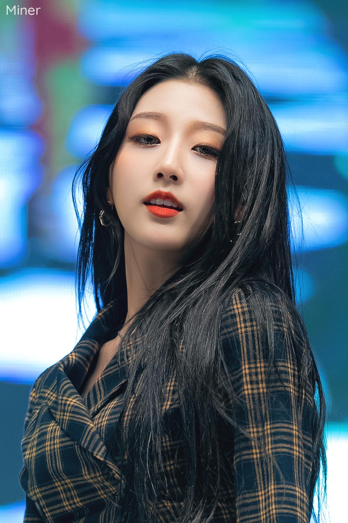 Yein gaze | Scrolller