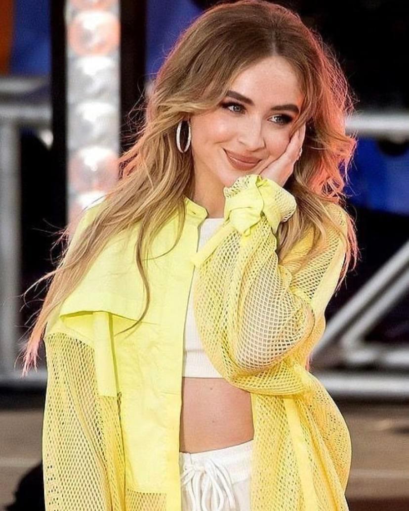 Yellow outfit | Scrolller