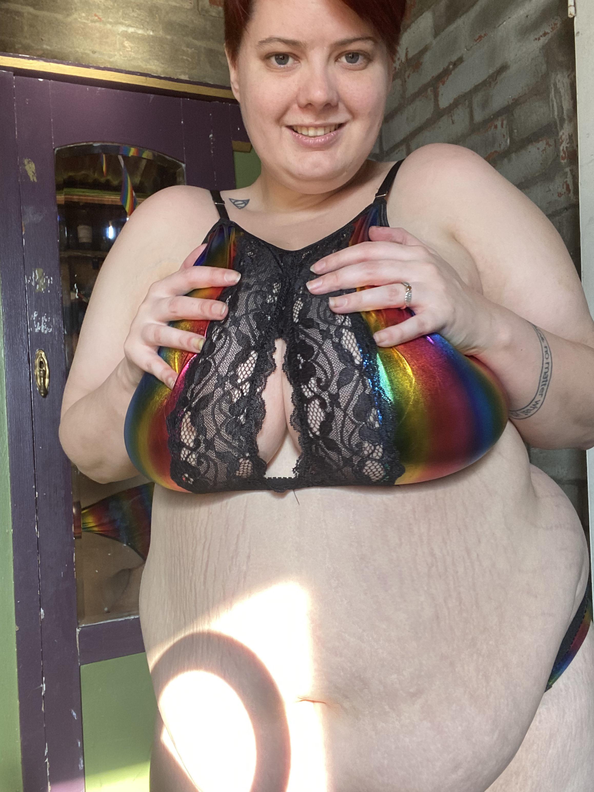 You can see my engagement ring! | Scrolller