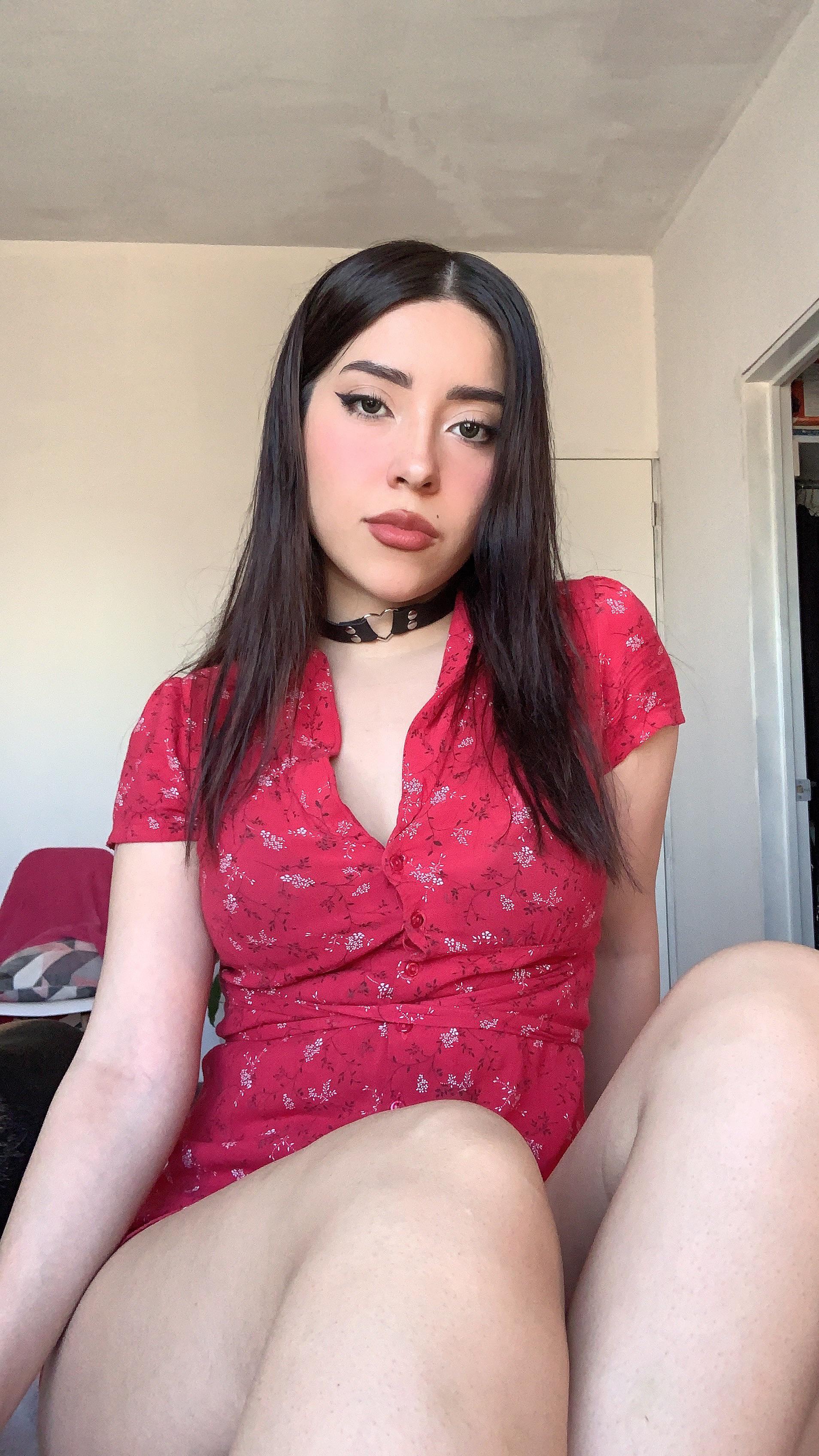 you cant resist my face and my red dress! | Scrolller