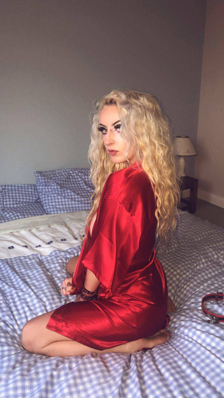 You’d be lucky to see what’s under this robe .. 💋 | Scrolller