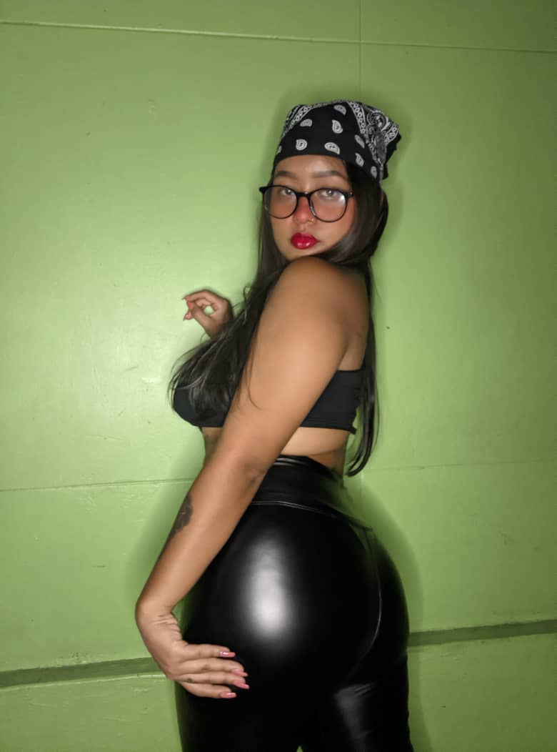 you won't get anyone with beauty and control like mine. kneel down and be obedient to me ...